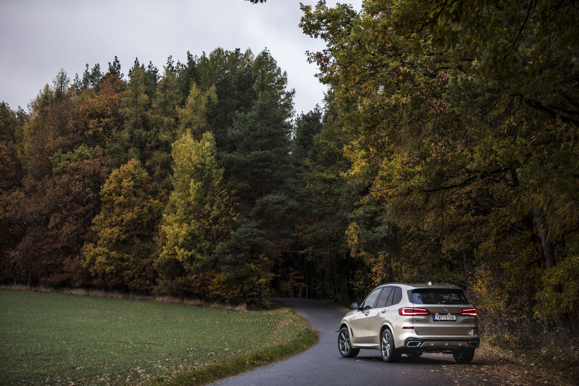 První jízda s novým BMW X5. Zvětšili ho tak, že musí umět samo couvat ...
