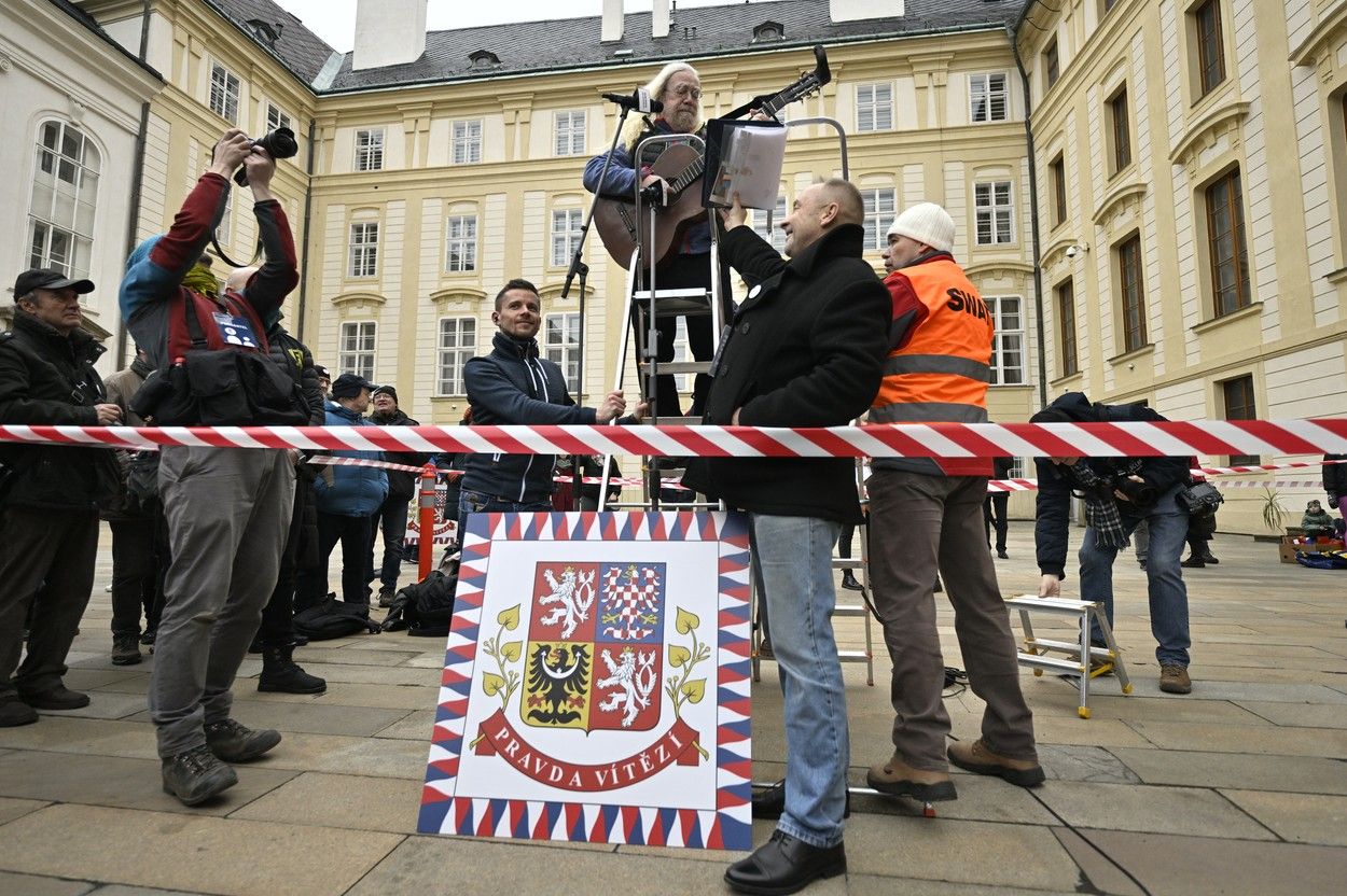 Jaroslav Hutka musel zpívat na štaflích, pódium Hrad organizátorům ...