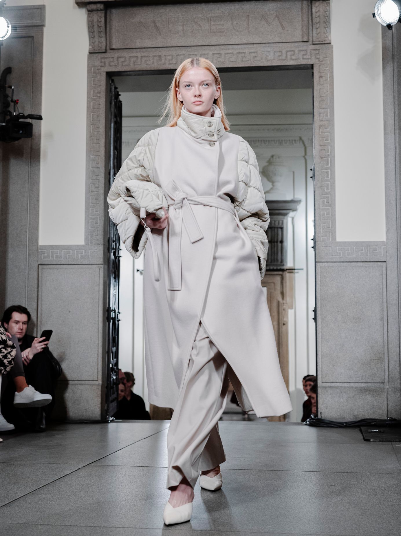 Prague Fashion Week na molu. Česká móda: dramatická, provokativní i ...