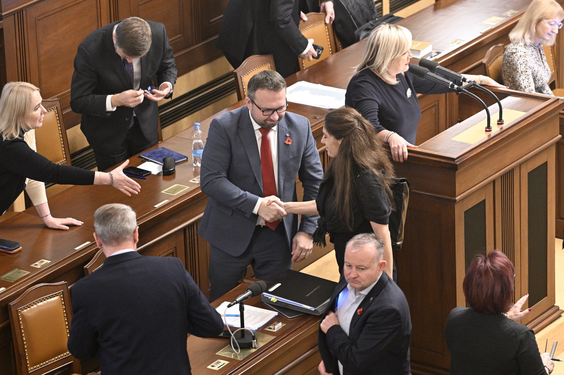 Hranice odchodu do důchodu se posune na 67 let, schválili poslanci ...