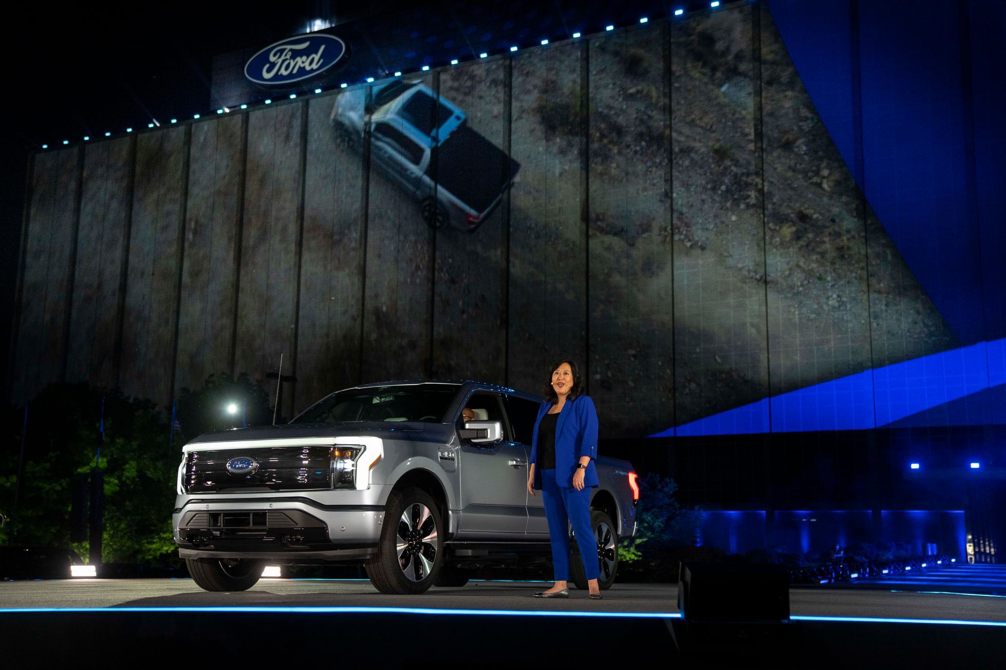 Ford zbořil a znovu postavil symbol Ameriky. Pick-up F-150 bude jezdit ...