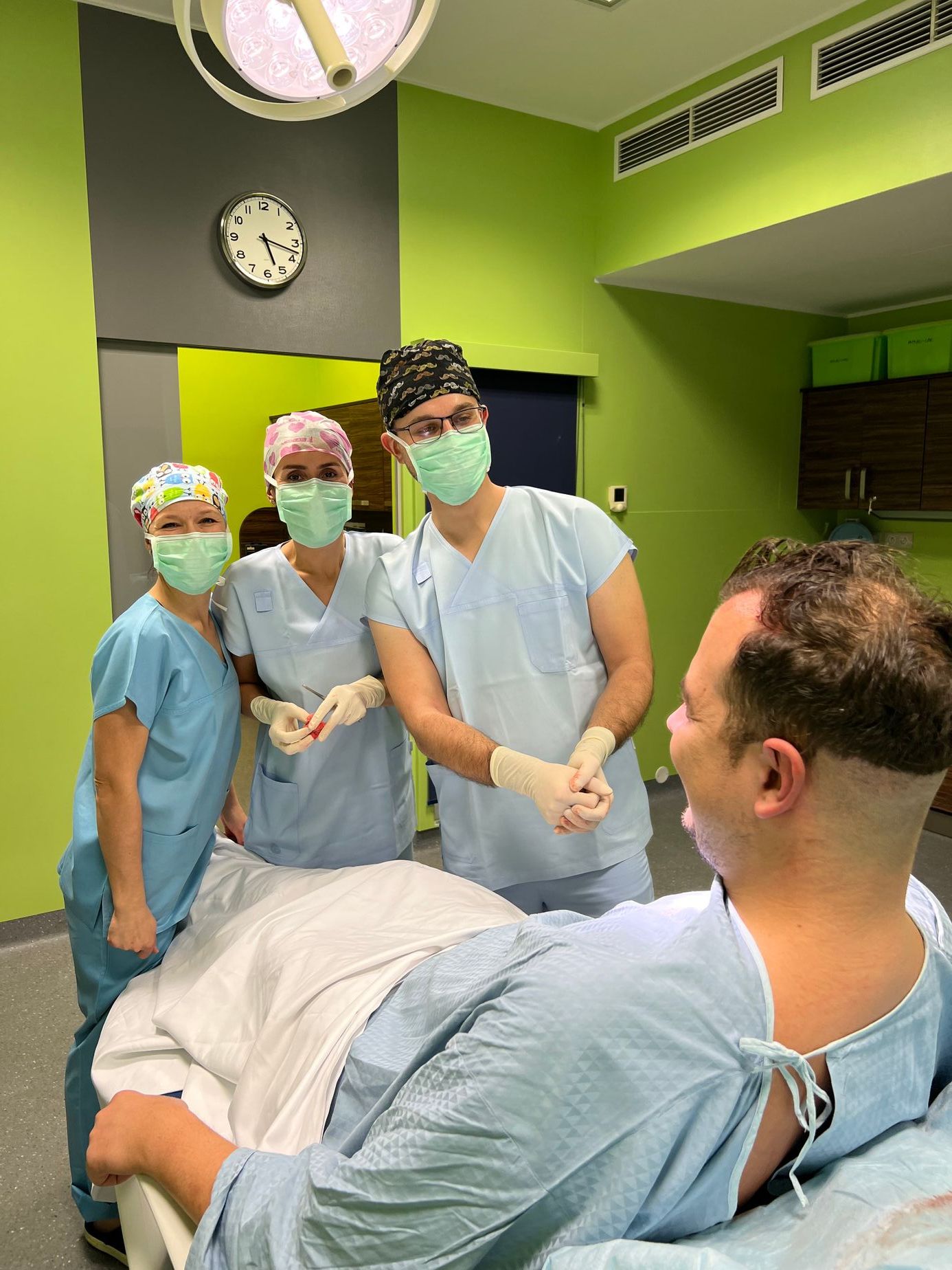 Táta má hlavu jako koleno a syn se diví, že taky plešatí. Jak na ...