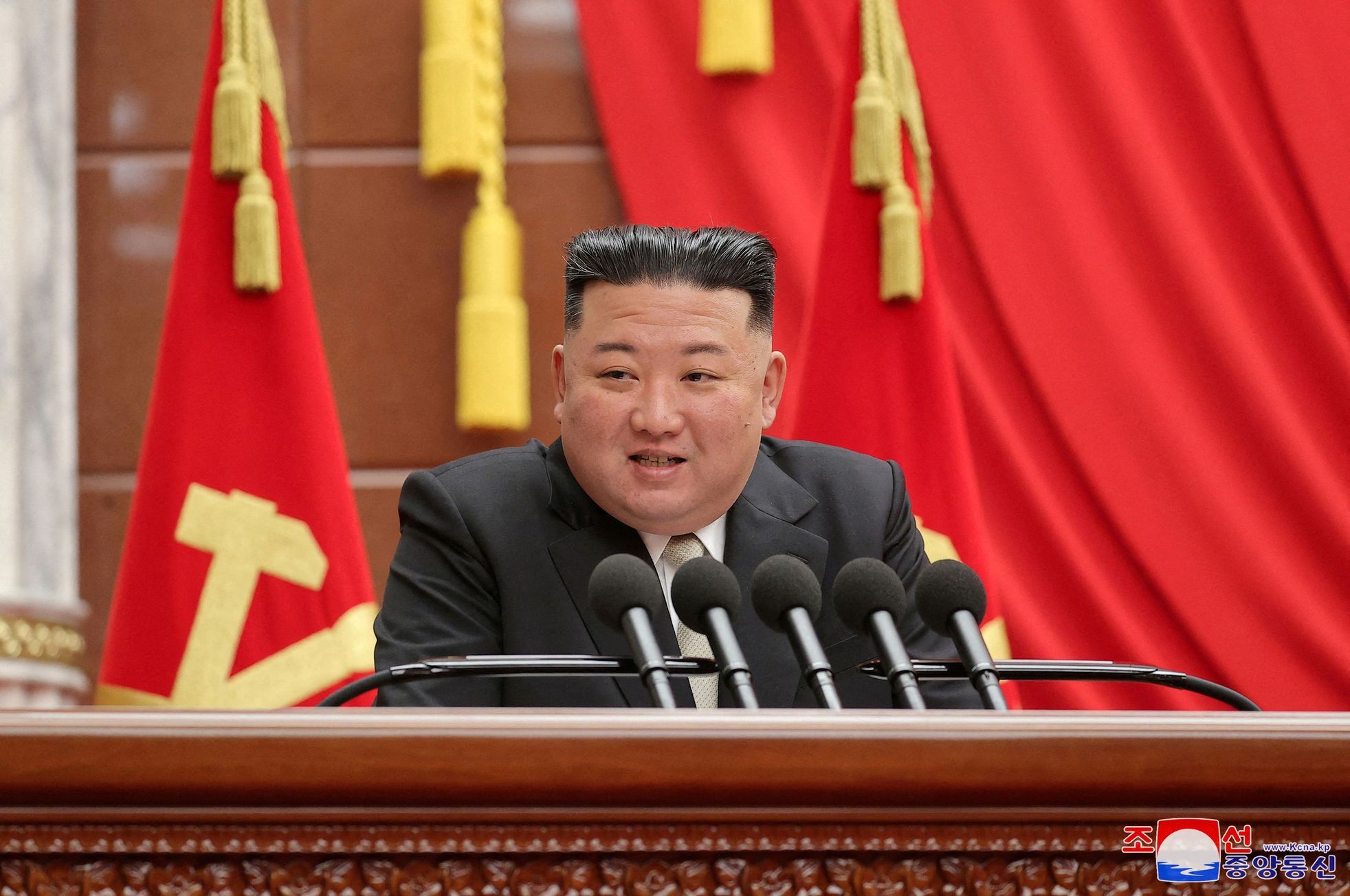 Kult osobnosti Kim Čong-una sílí. Severokorejci nosí odznaky s jeho ...