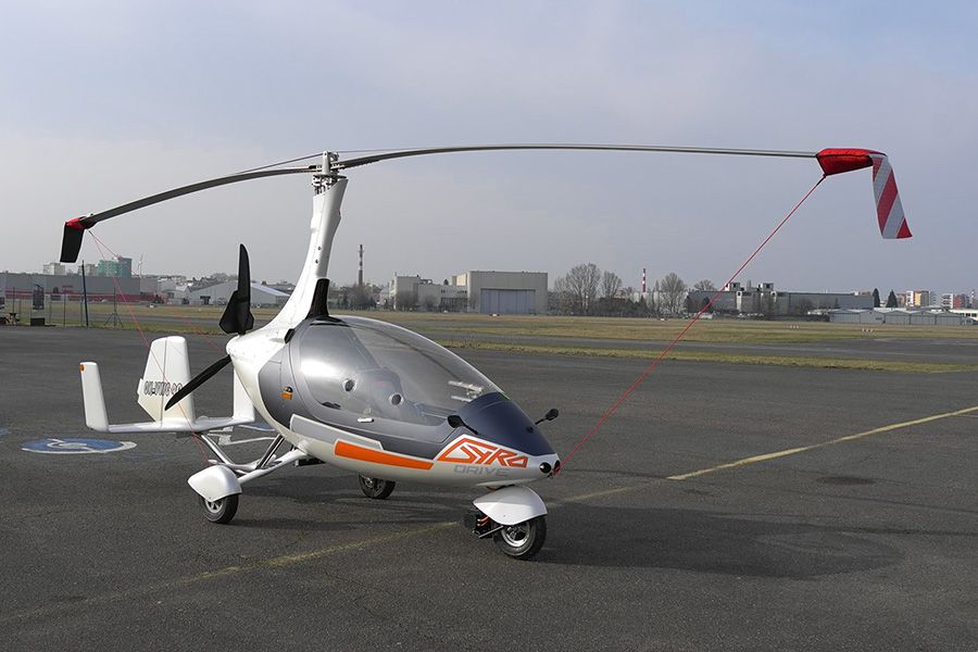 České "létající auto" se projíždělo po Praze. Pilot dostal chuť na kávu ...