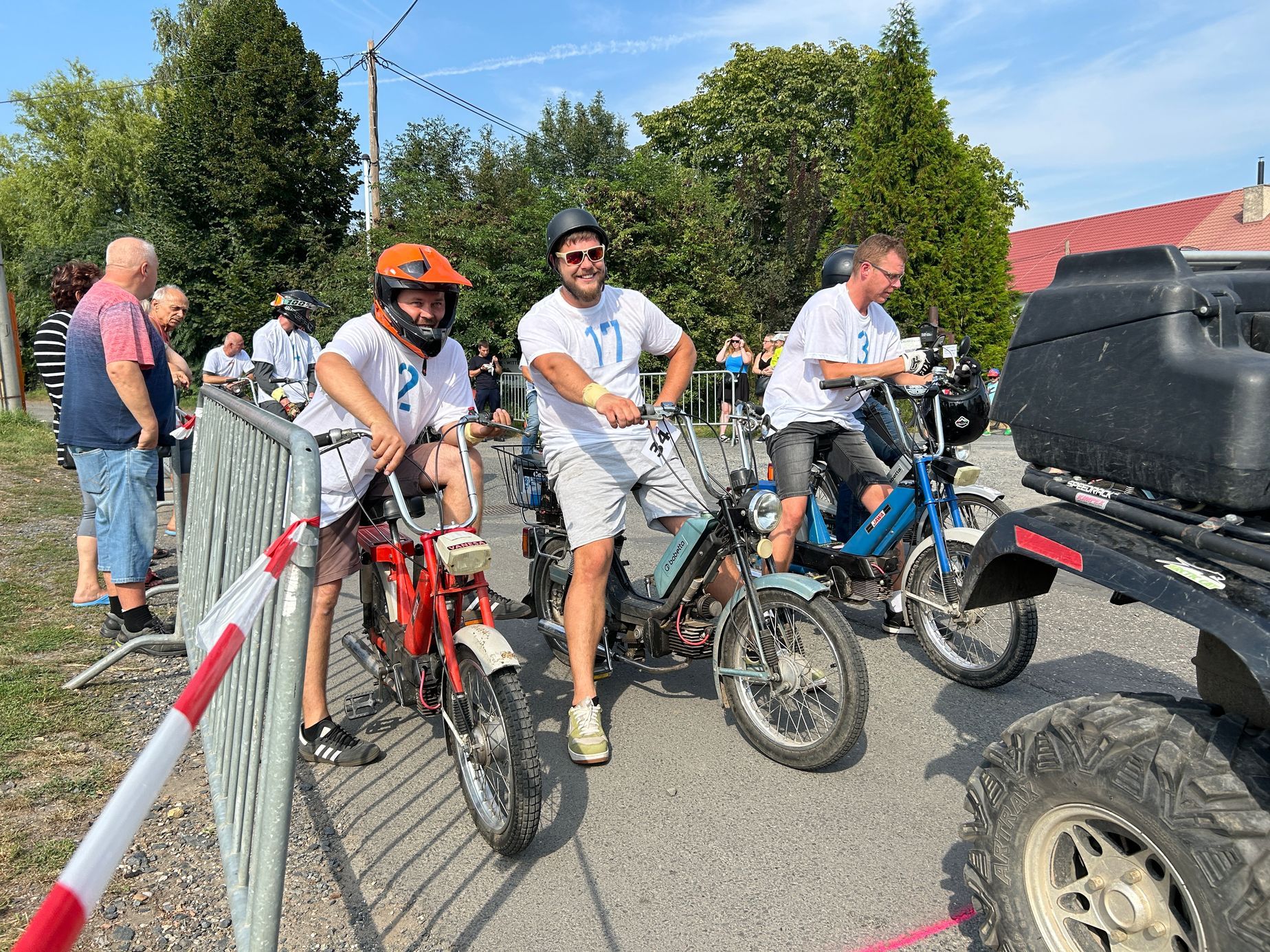 Motor v pr…, olej v zatáčce, sanitka v akci. Závod fichtlů, kde se jede ...