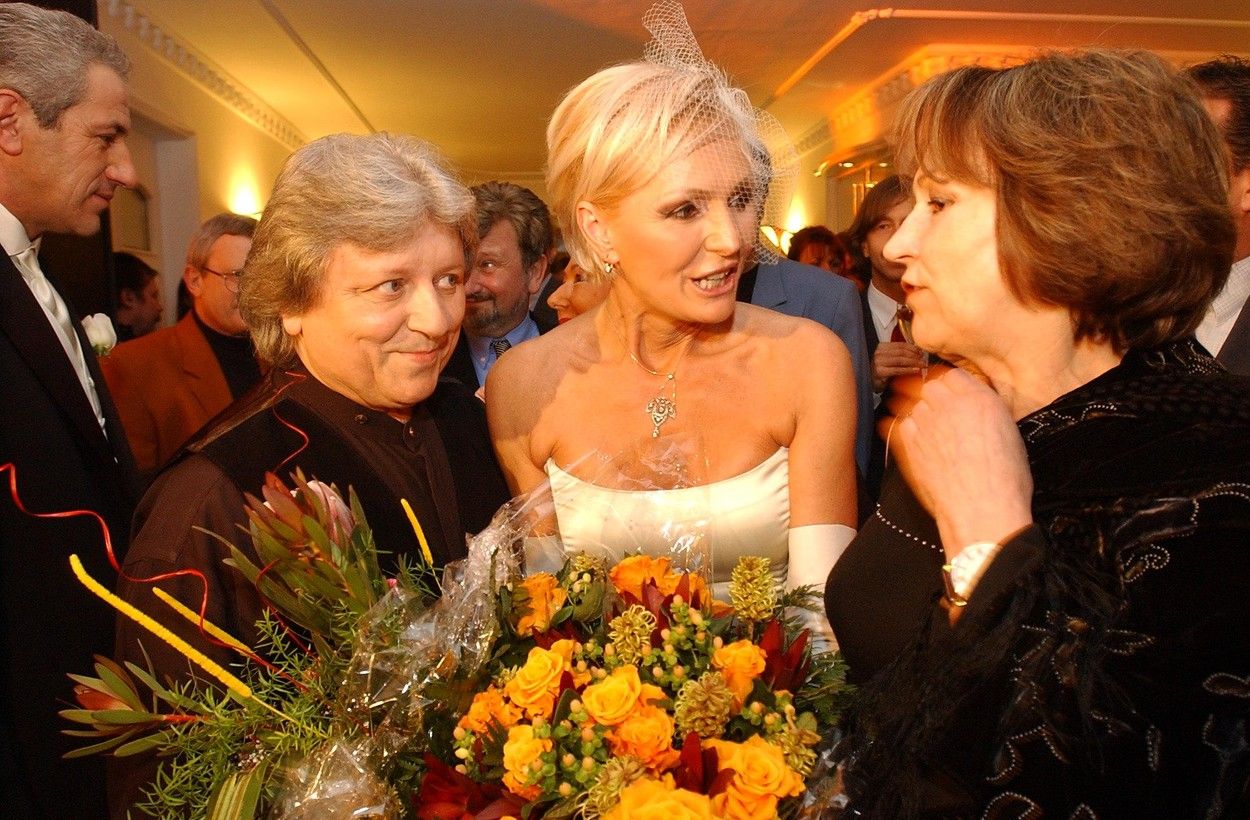 Fotky ze svatby Vondráčkové. Před 20 roky pařil celý šoubyznys ...