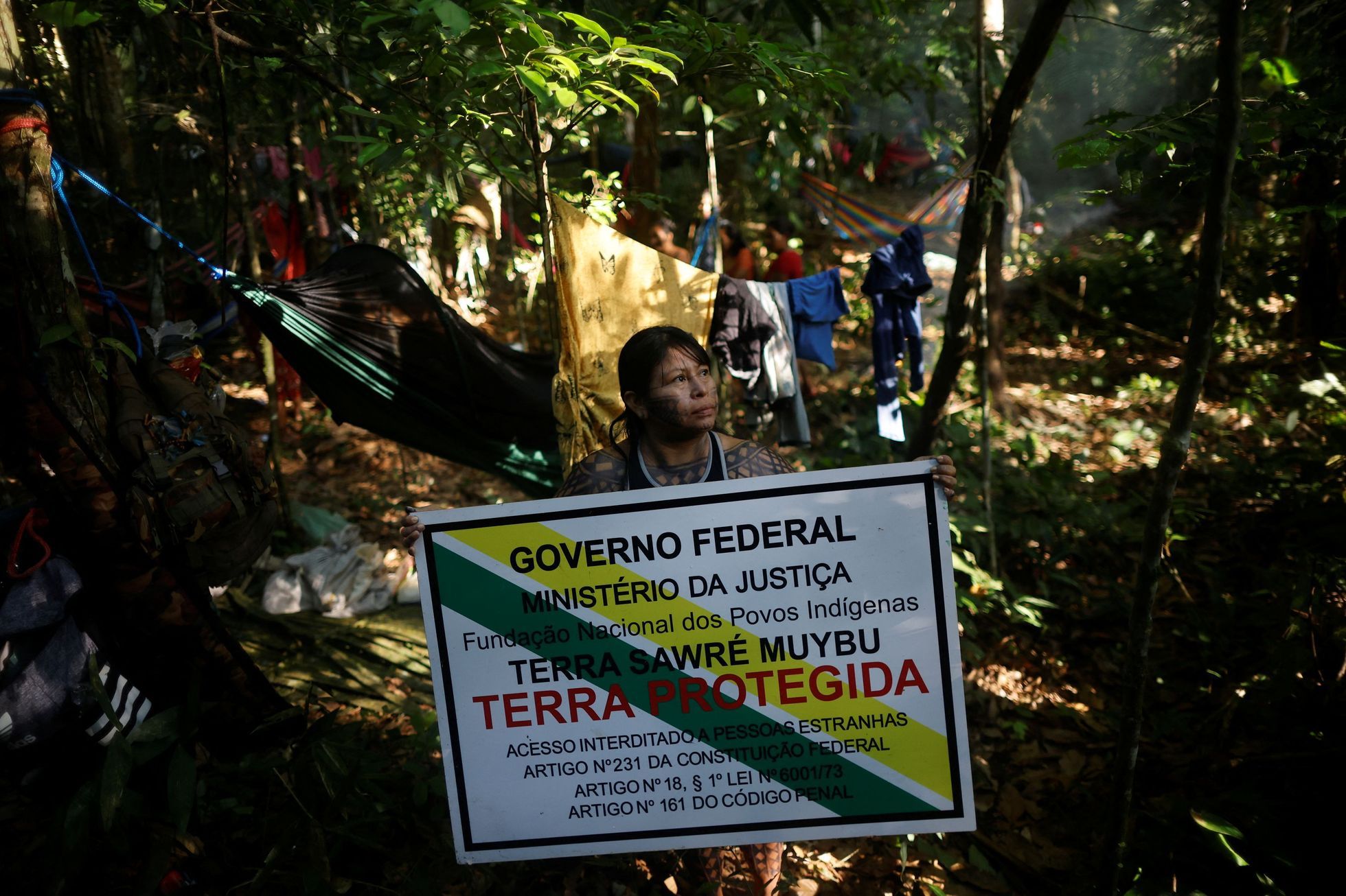 Loví opice a chrání prales. Fascinující život domorodců, na které ...