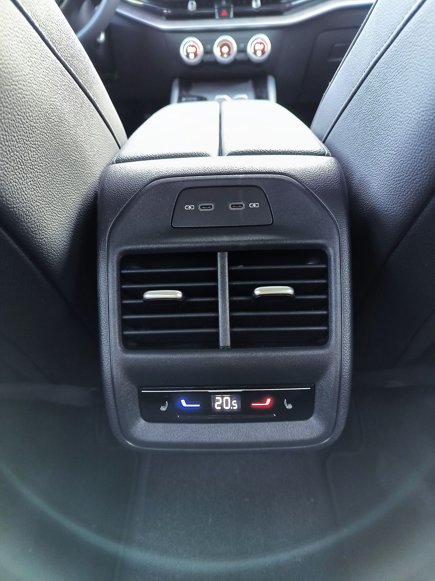 Sám voják v poli. Se slabším naftovým motorem jezdí Superb parádně a za málo - Aktuálně.cz