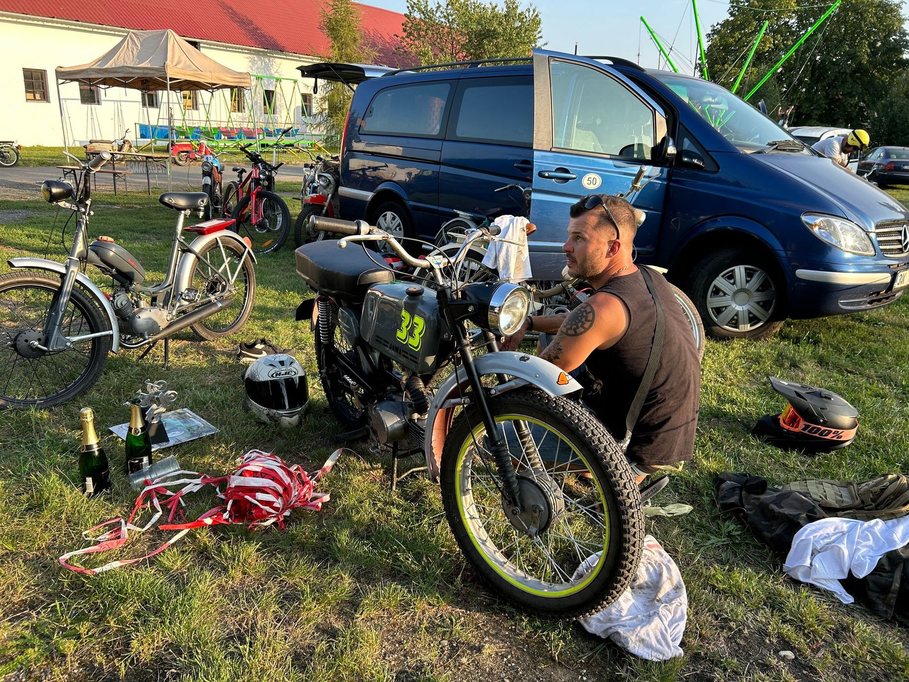 Motor v pr…, olej v zatáčce, sanitka v akci. Závod fichtlů, kde se jede ...