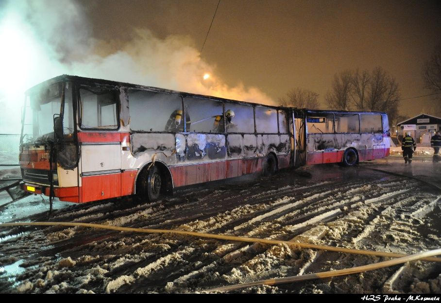 V Praze hořel autobus MHD. Škoda je půl milionu - Aktuálně.cz