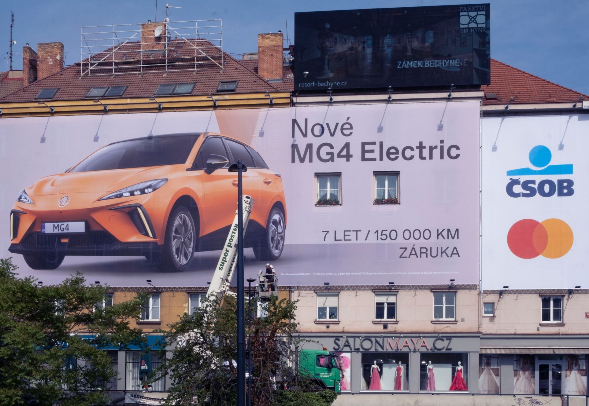 Dvě okénka s muškáty (vizuální smog v Praze) - Aktuálně.cz