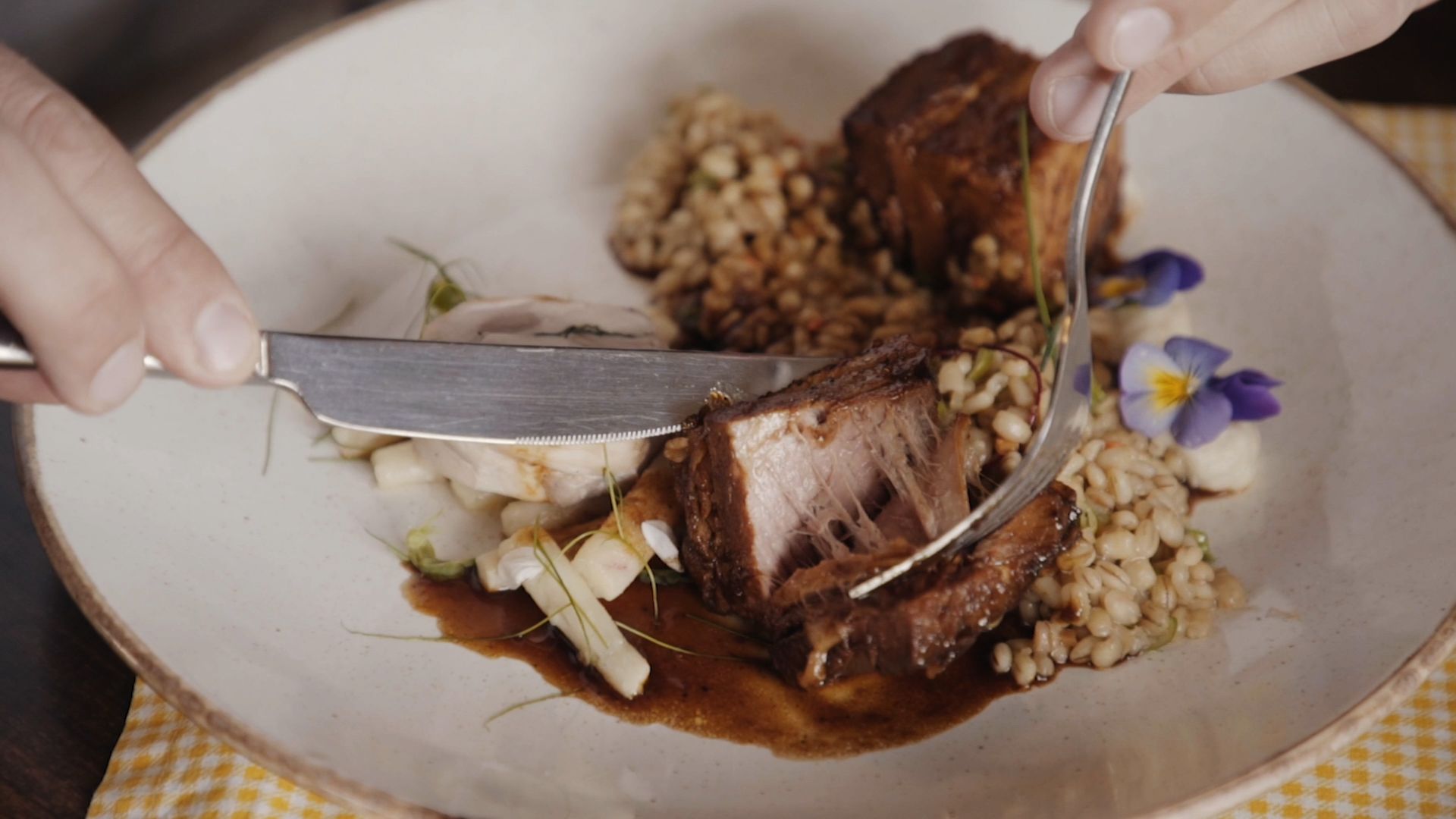 Vepřový bůček, králík, kroupy. Sledujte kralování na Statku česká lípa ...