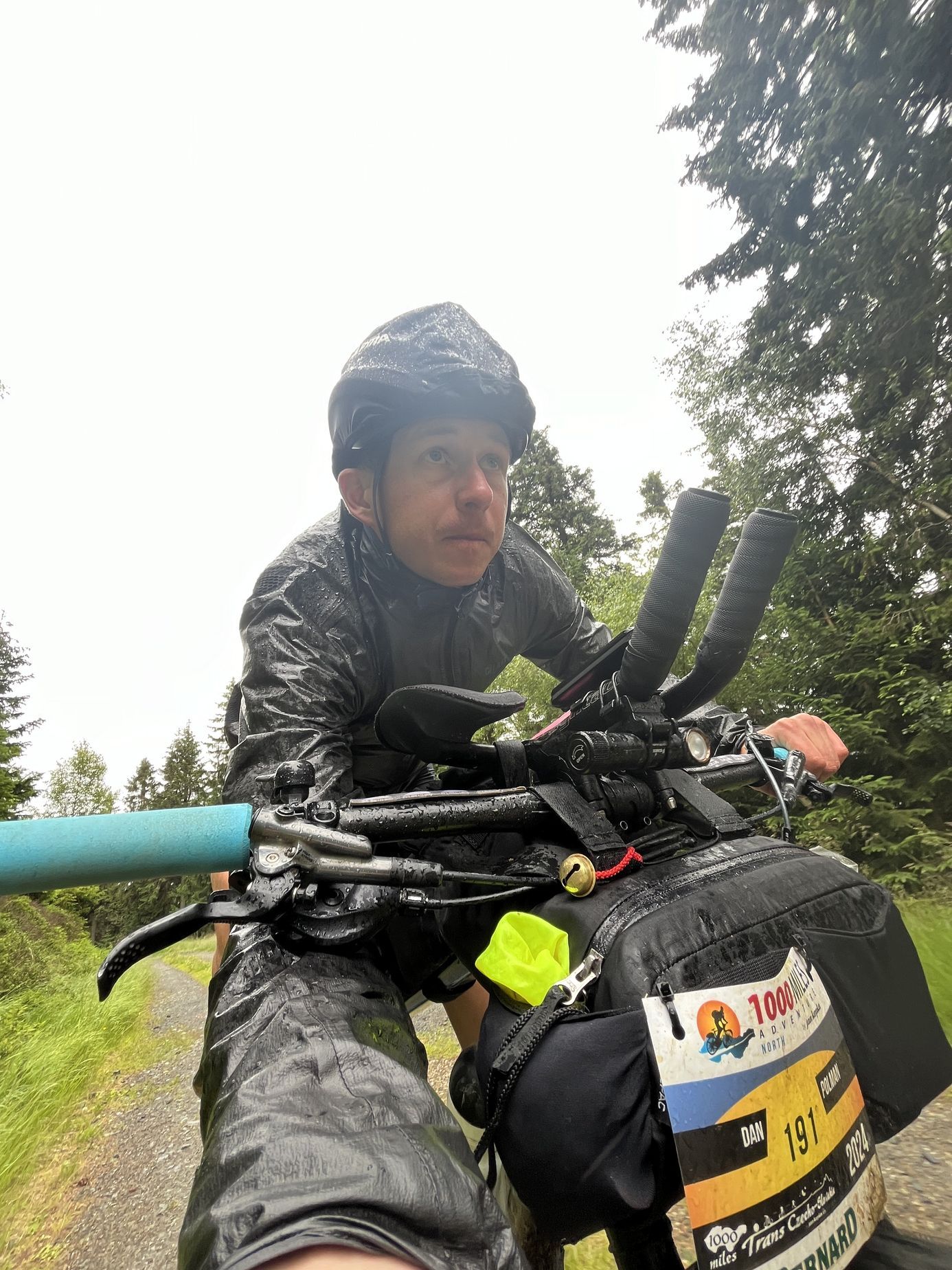 Sjezd ve spacáku, šlofíky na lesních kládách. Polman urazil 1000 mil v ...