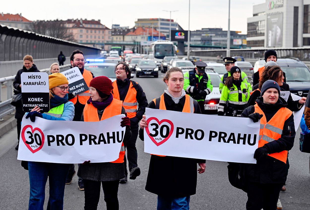 Jezděme po Praze třicítkou, chtějí aktivisté. Omezili dopravu, plánují ...