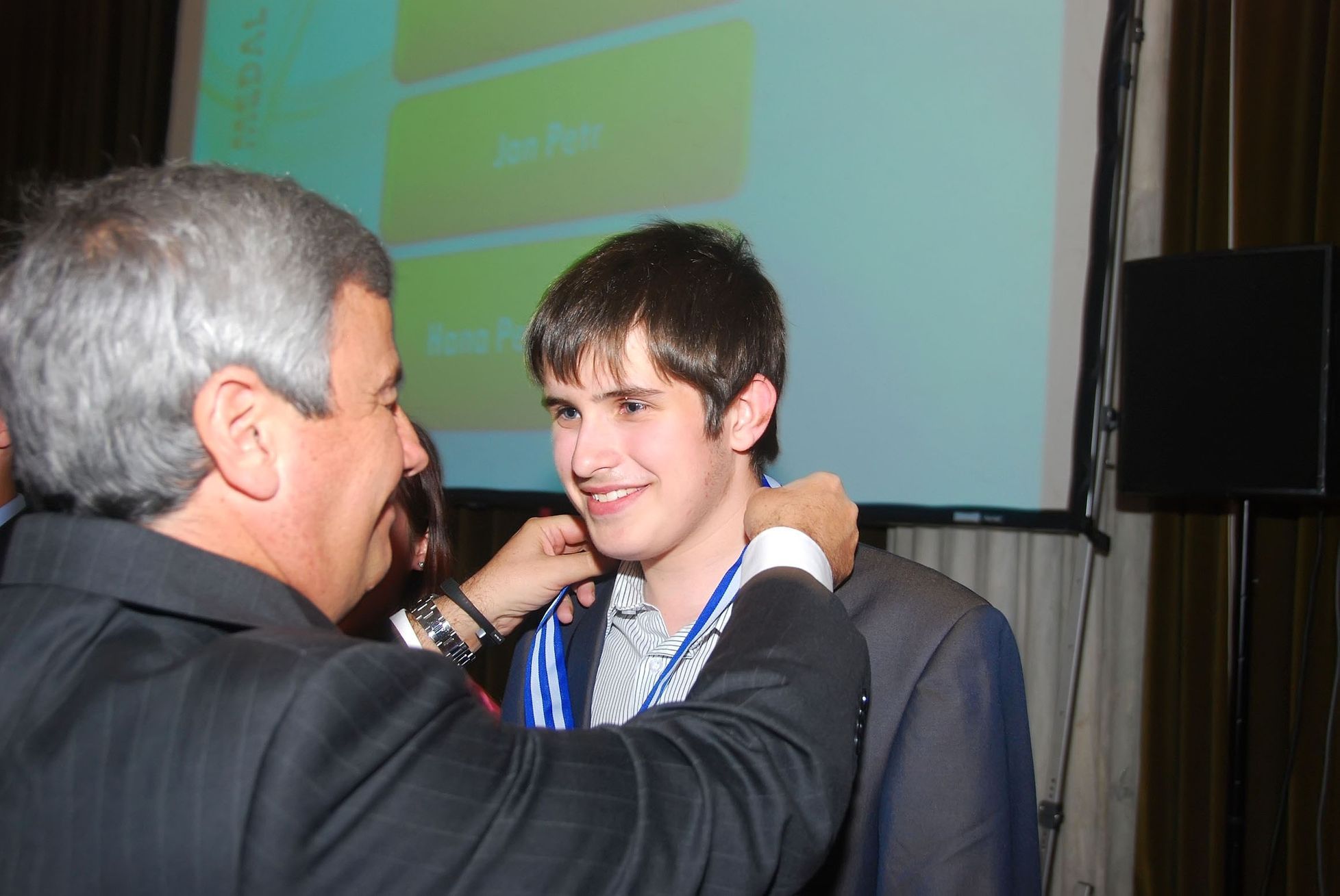 Neporazitelný matematik a šachista zkusil fyziku. Má zlato - Aktuálně.cz