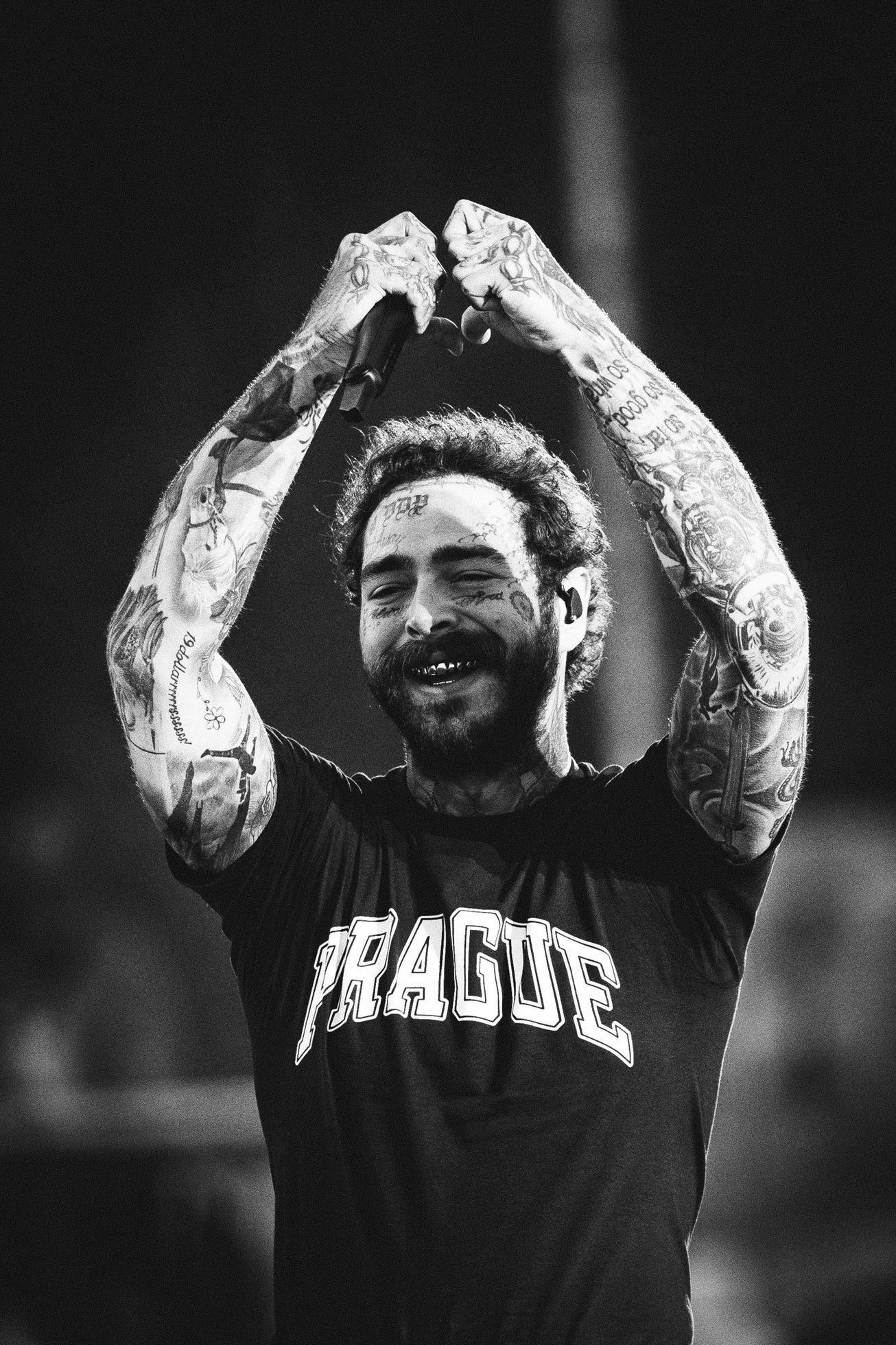 Post Malone v tričku s nápisem Prague a bez bot. Intimní zážitek kazily ...