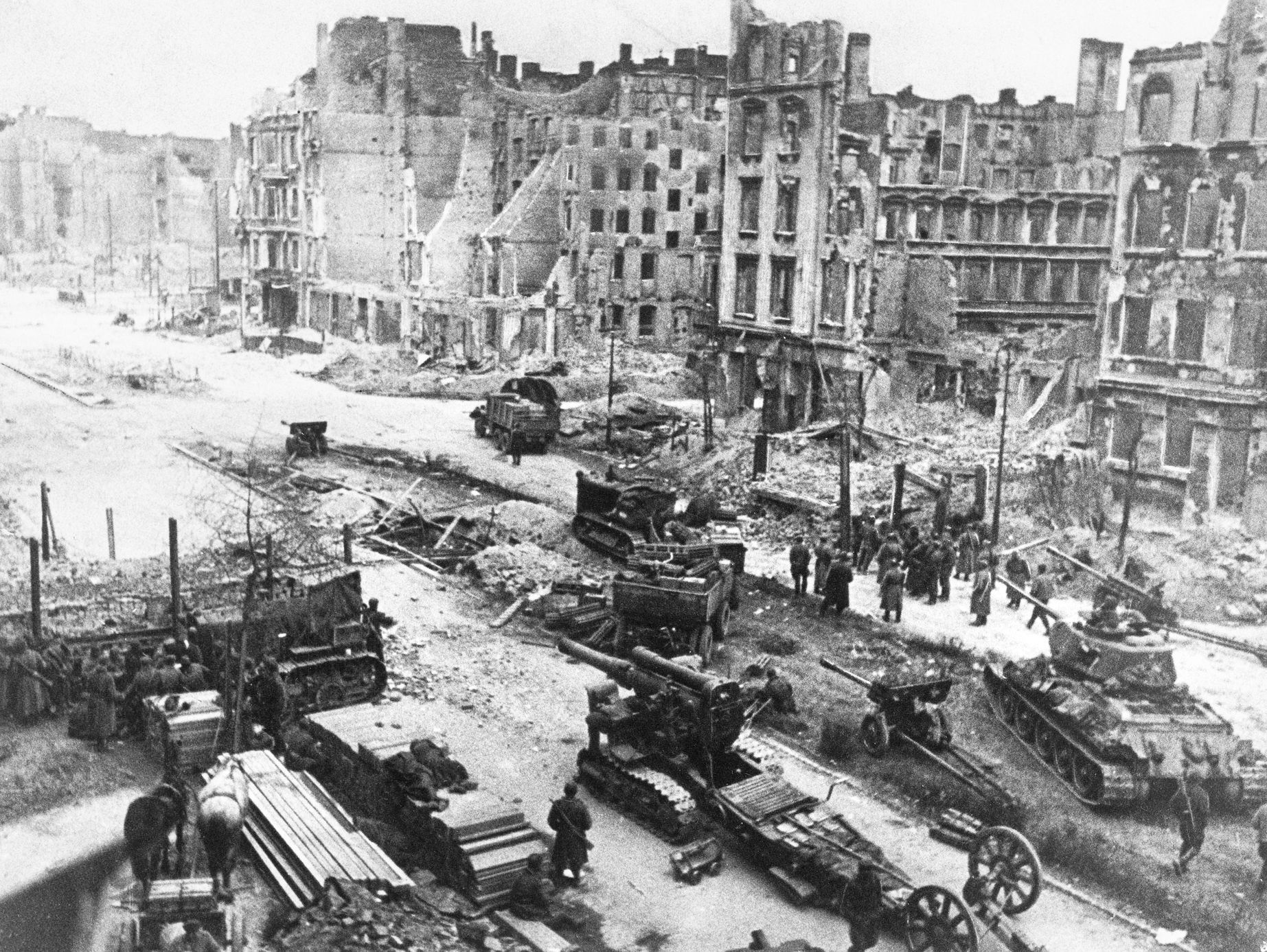 FOTO: Bitva o Berlín v roce 1945 - Aktuálně.cz