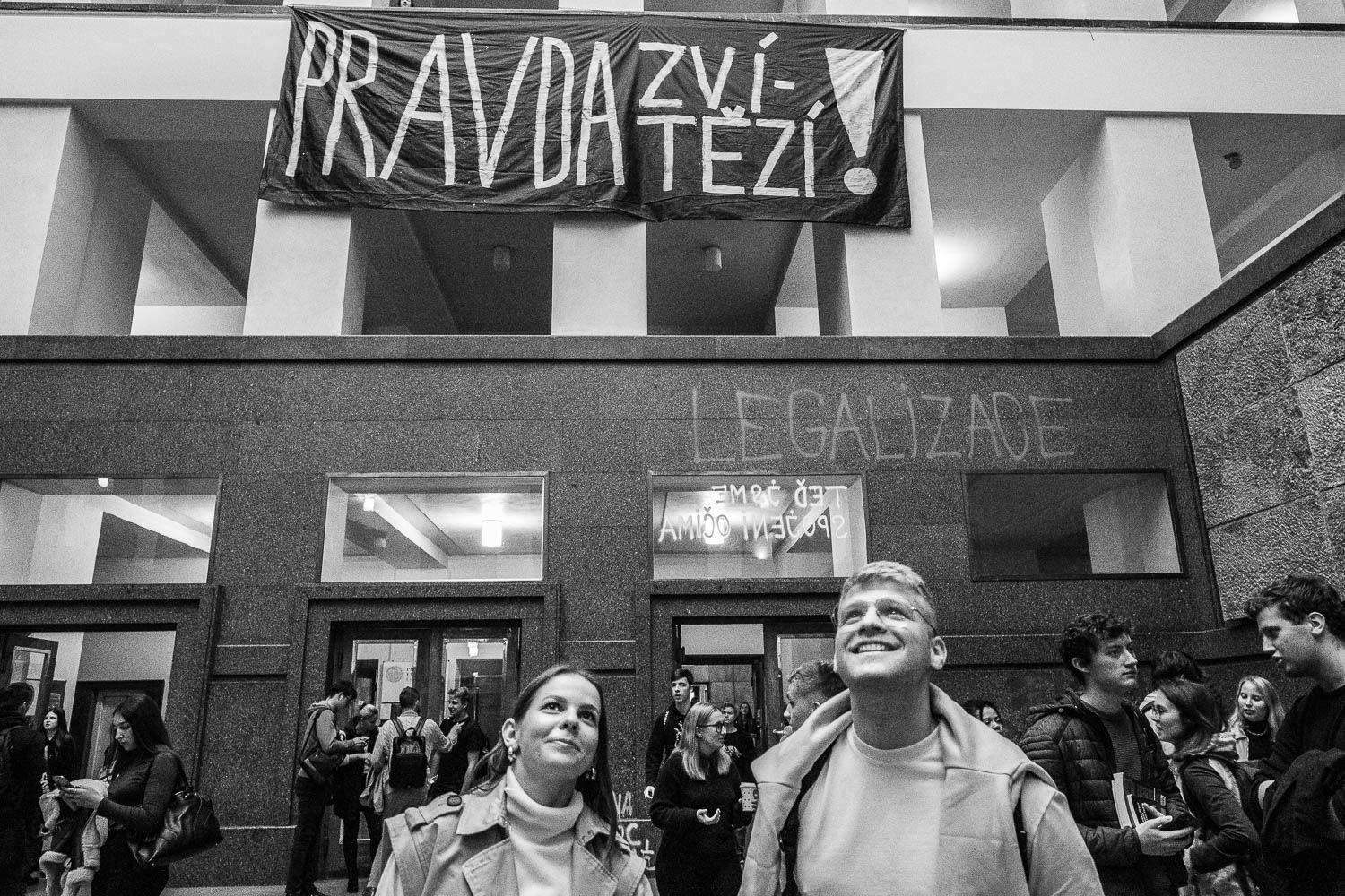 Vladimir 518 posprejoval právnickou fakultu v Praze. Upozorňuje na ...