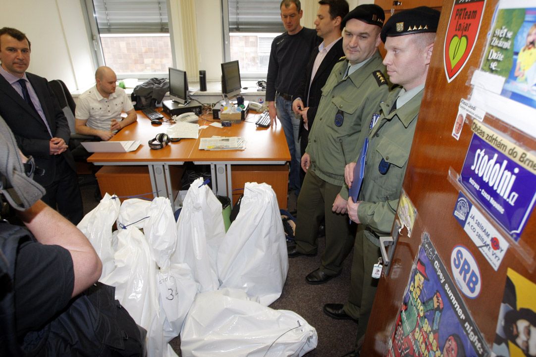 Vojenští policisté byli u razie v ČT. Teď přišli o místa i peníze ...