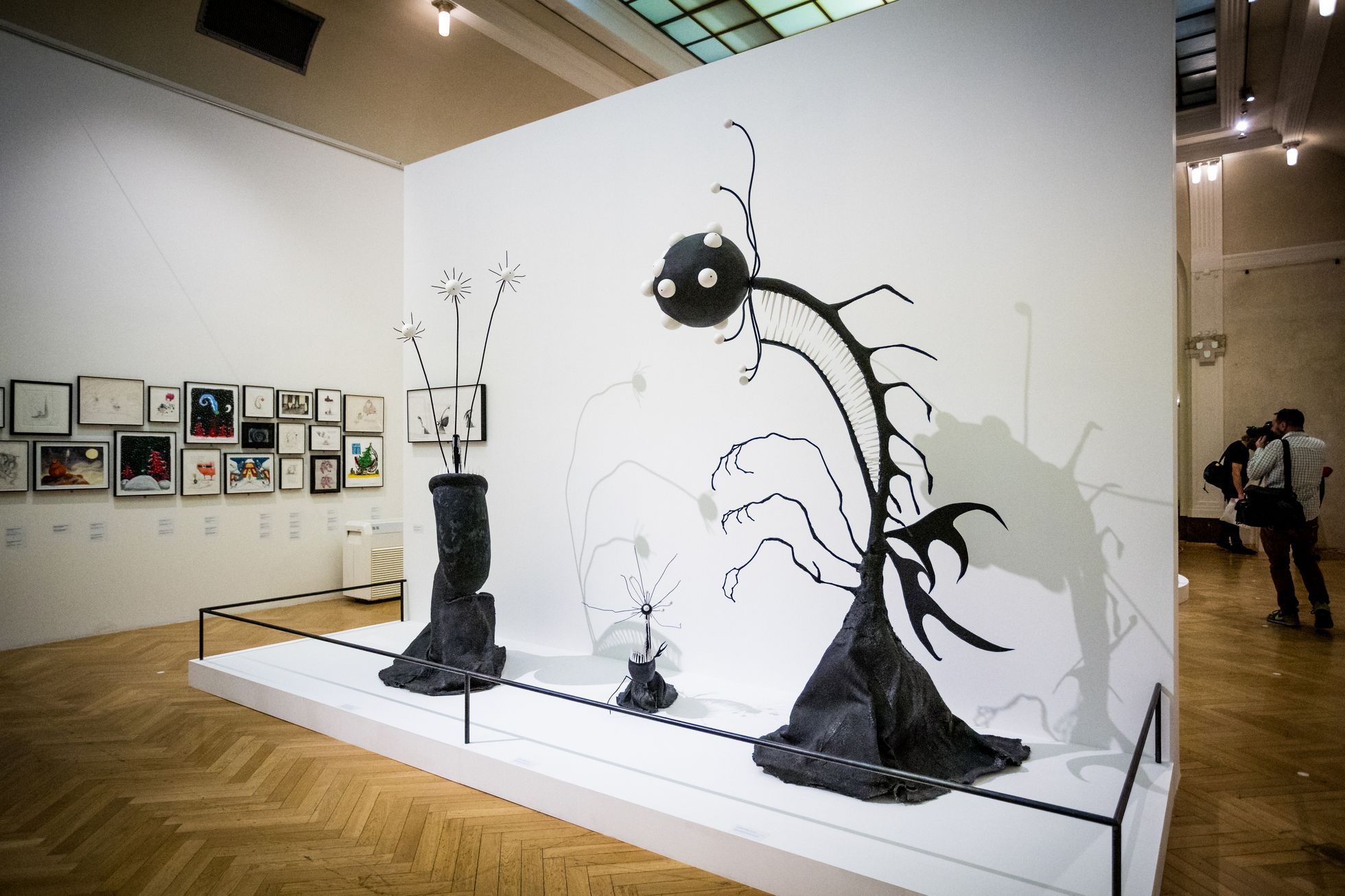 Foto: V Praze začíná výstava Tima Burtona. Loutky z jeho filmů čekají v koulích - Aktuálně.cz