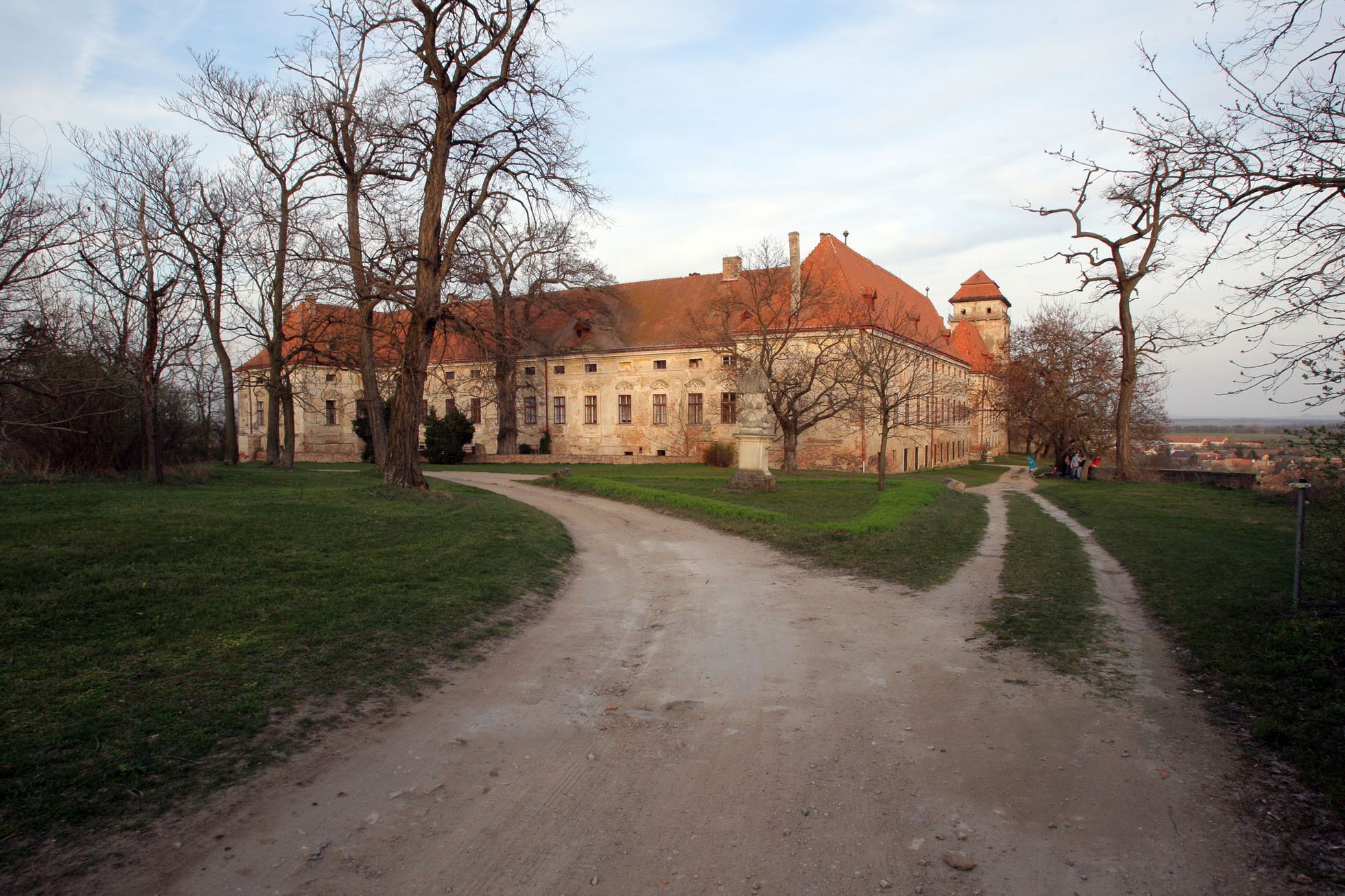 FOTO Mrtvé zámky. Putování po památných ruinách jižní Moravy - Aktuálně.cz