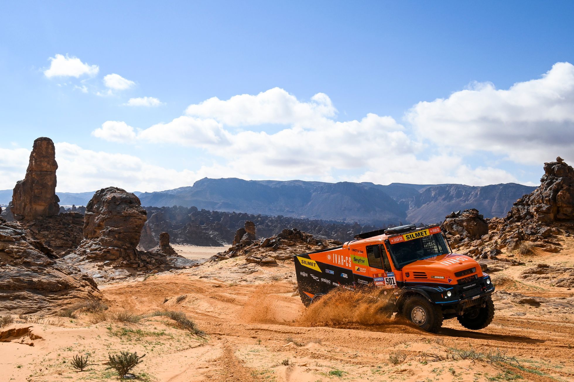 Macík vyhrál na Dakaru další etapu, do čela pořadí kamionů se vrátil Loprais - Aktuálně.cz