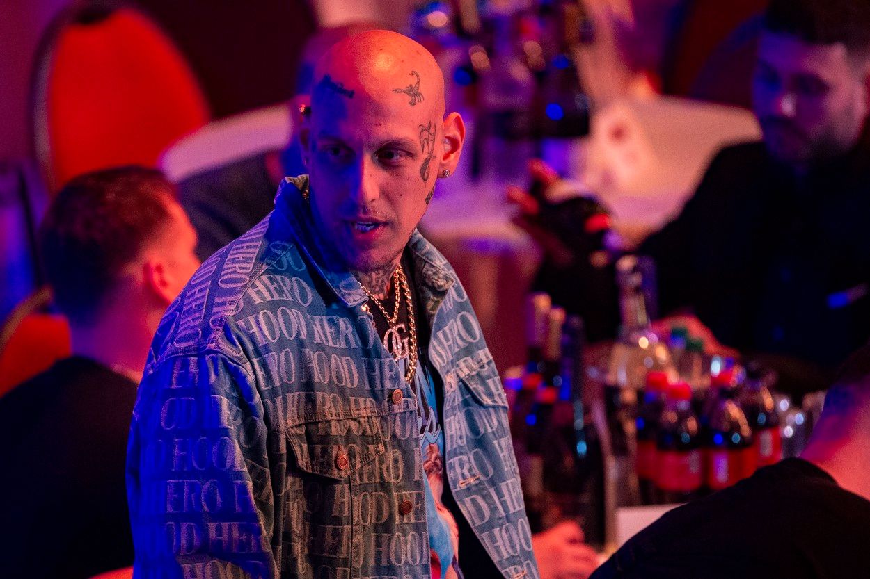 Rapera Separa zadrželi v Indonésii. Trable na letišti měli i Pomeje a ...