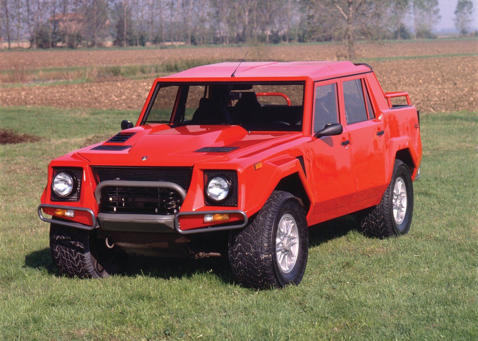 Lamborghini LM002 ve fotografiích. Tohle je Rambo Lambo - Aktuálně.cz