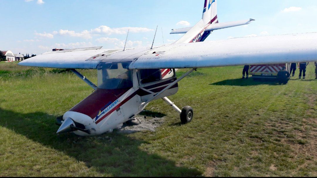 V Praze havarovalo při přistání malé letadlo, pilot je v nemocnici ...