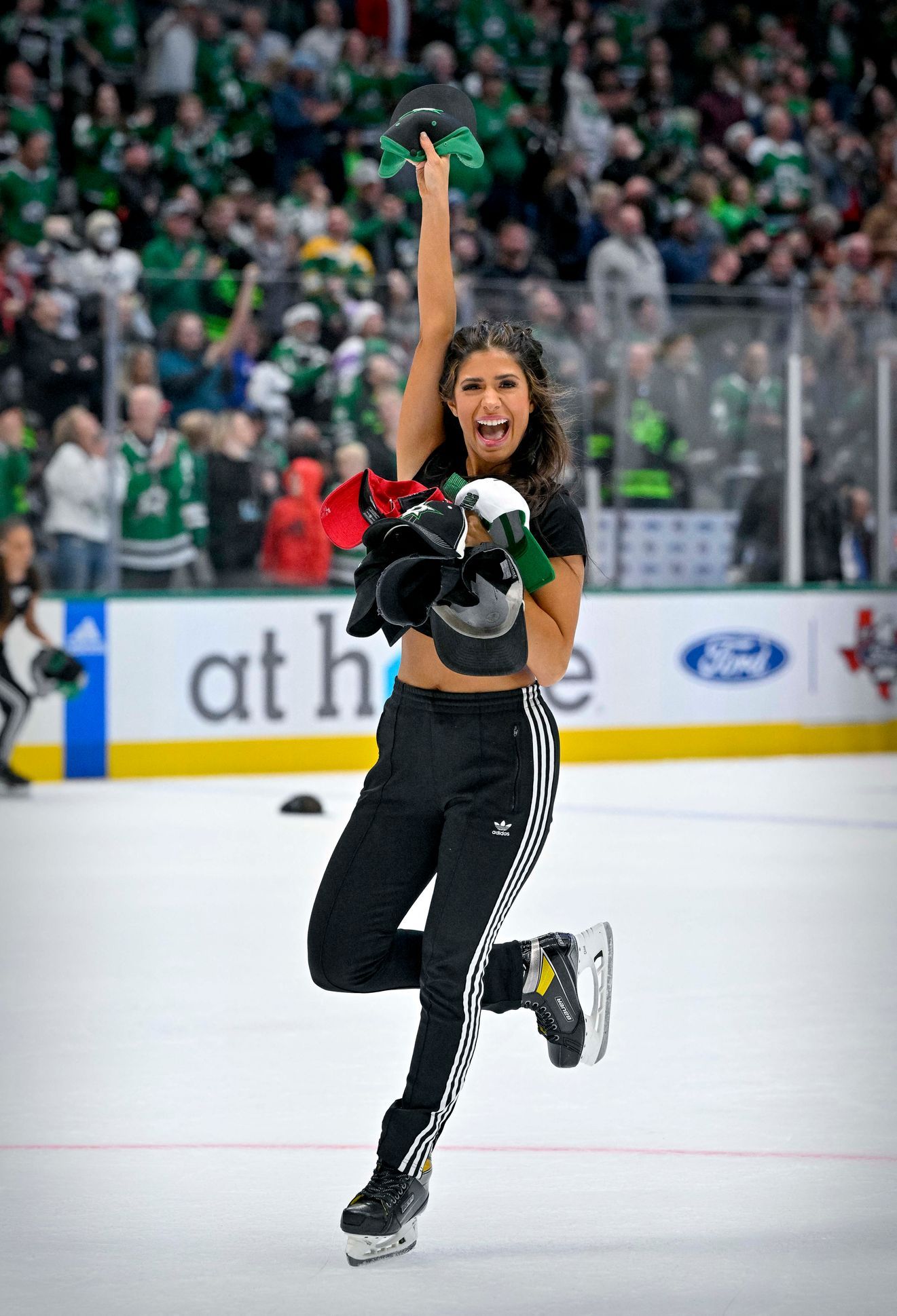 Fenomén Ice Girls Texaské Krásky Při Zápasech Nhl Uklízejí Led S Grácií Aktuálněcz