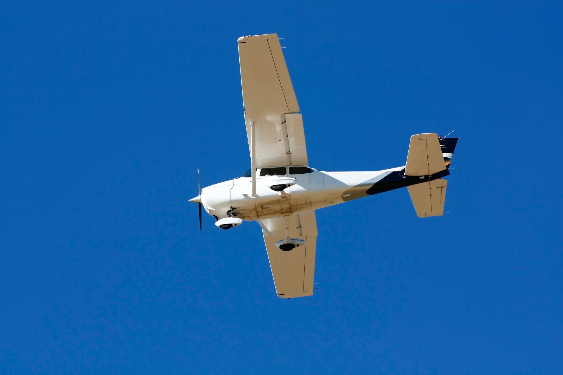 Na Mladoboleslavsku spadlo malé sportovní letadlo. Dvoučlenná posádka ...