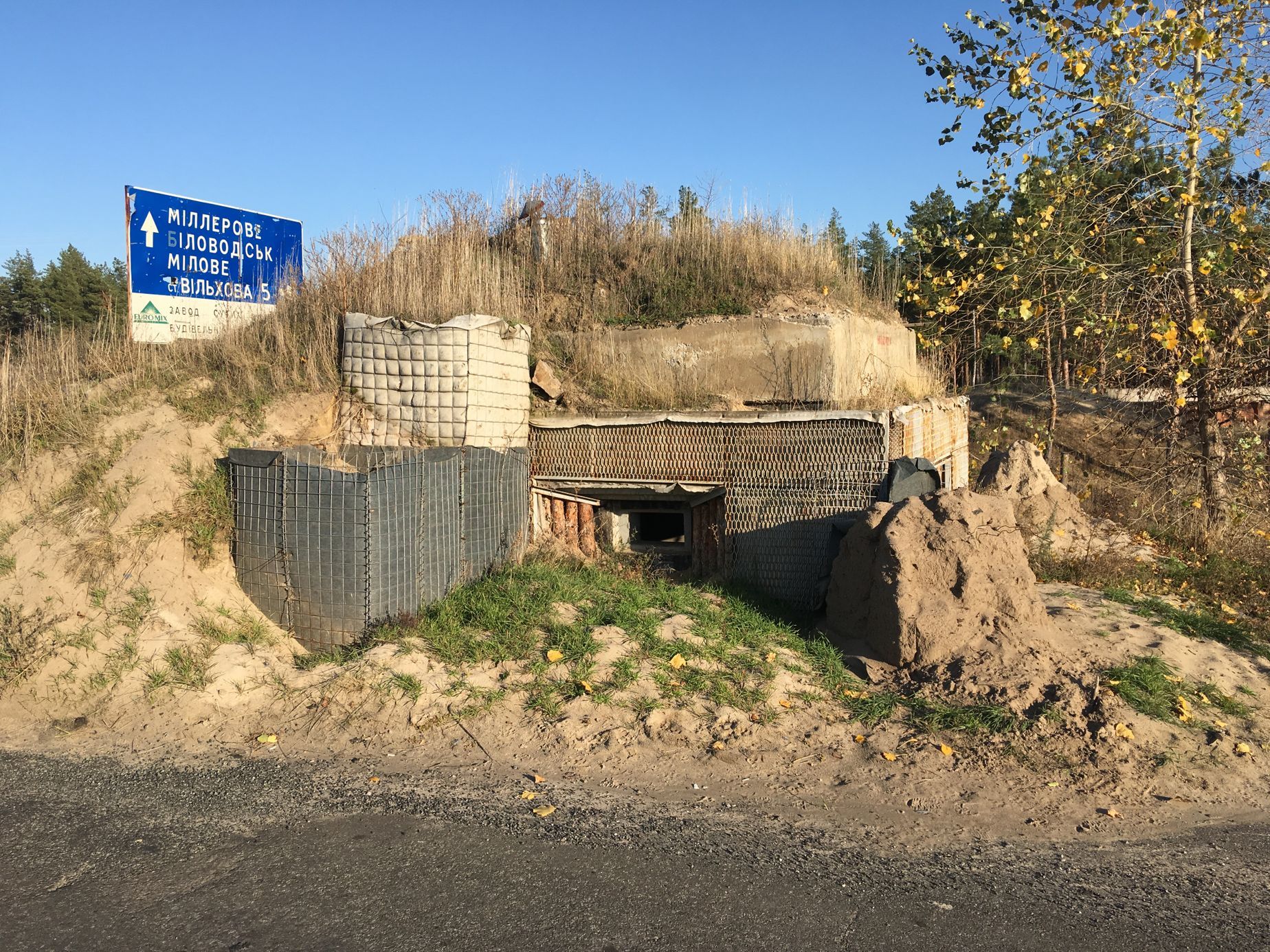 Miny, rozstřílené domy, ale nový most. Reportáž z bojové linie v ...