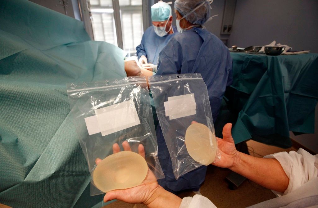 Žena chce zpět peníze za operace prsou. NS se jí zastal - Aktuálně.cz