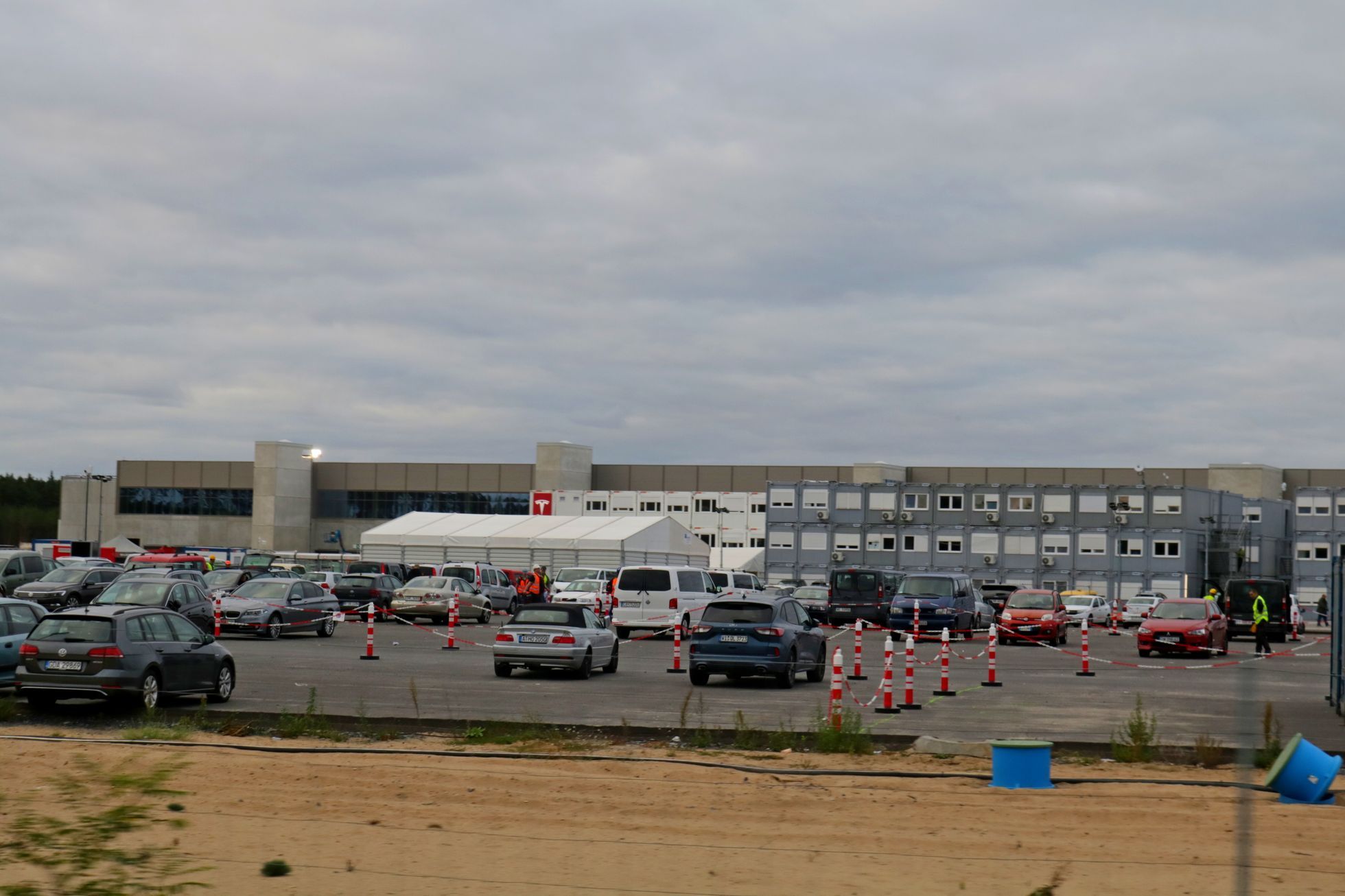 Tesla Gigafactory u Berlína otevře brány veřejnosti. Byli jsme se na ni ...