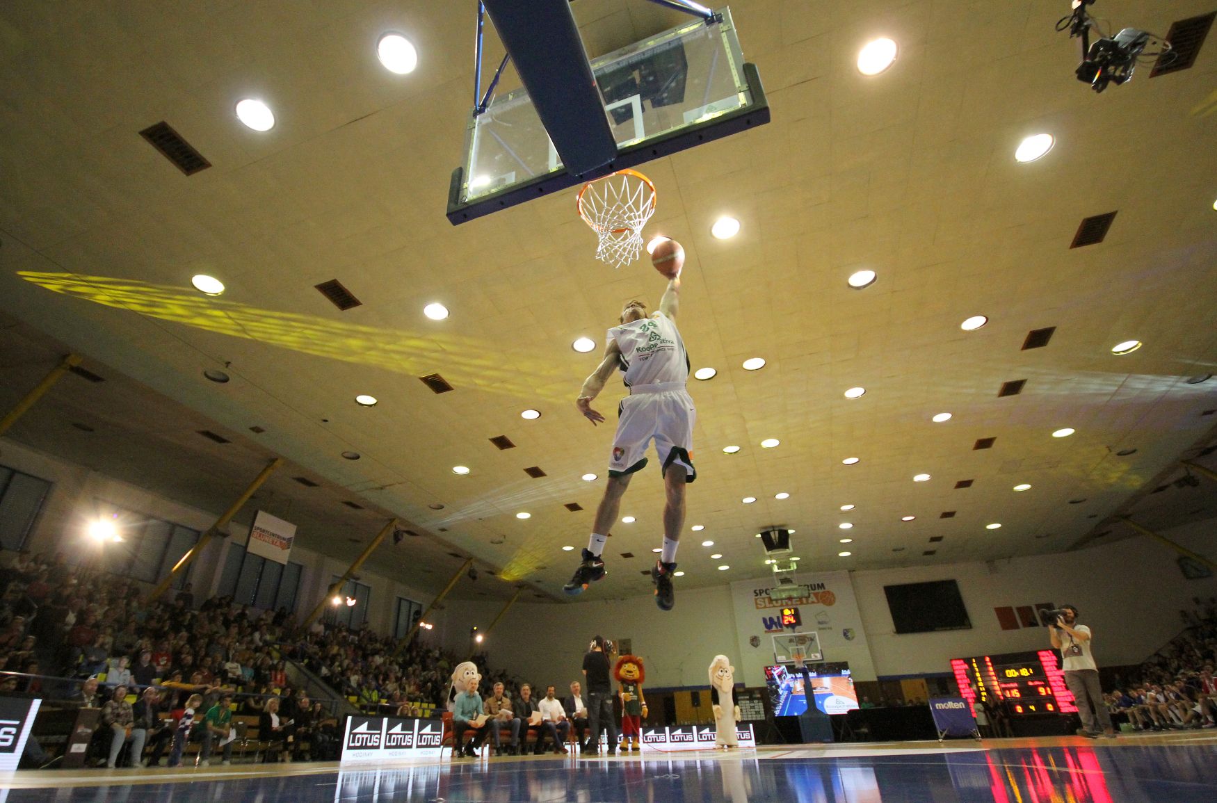 Mazáci v basketbalovém utkání hvězd NBL znovu triumfovali - Aktuálně.cz