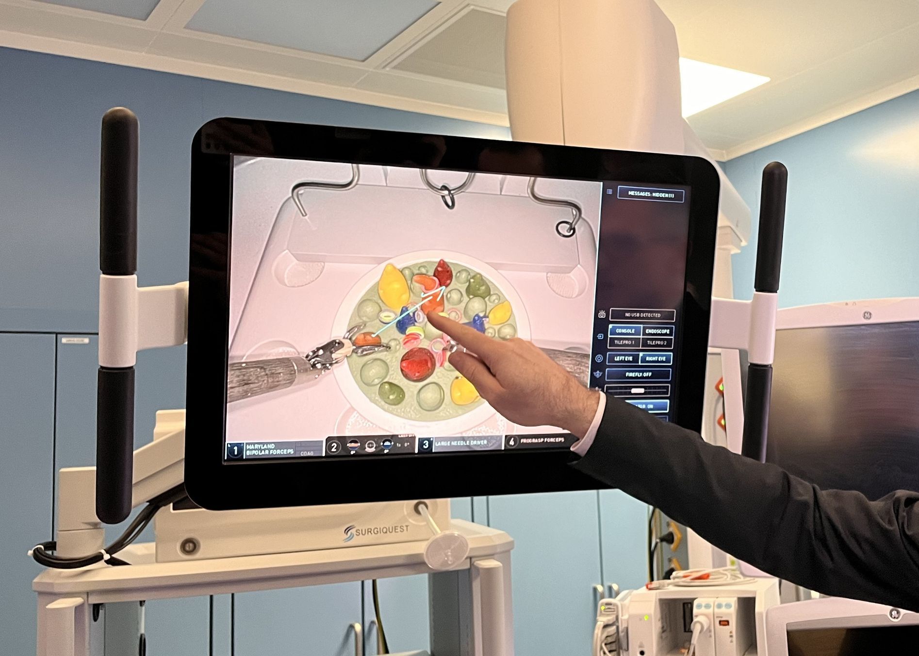 Méně řezání, rychlejší hojení. Nový robot umožní šetrnější operaci ...
