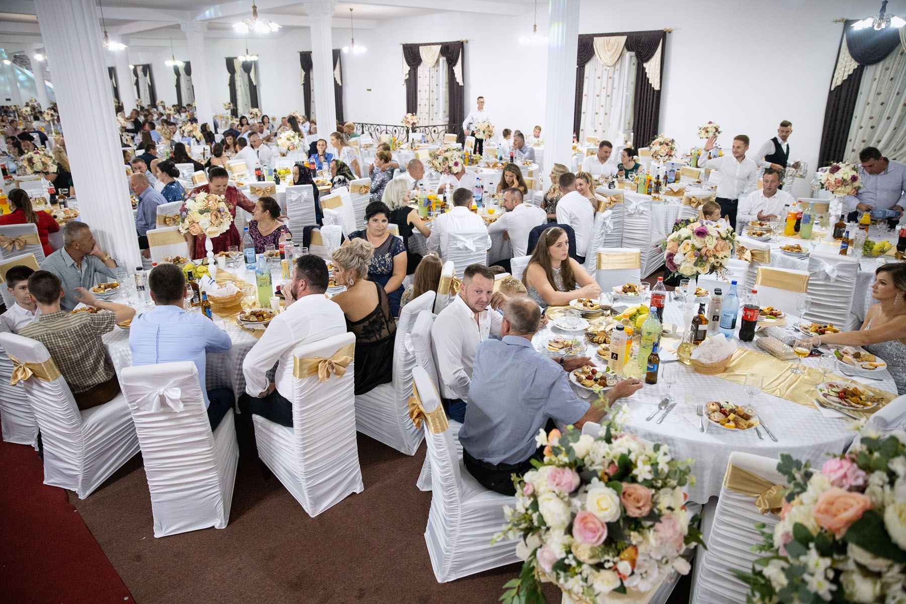 Svatební šílenství, ať to stojí ranec. To je konec léta v rumunském ...