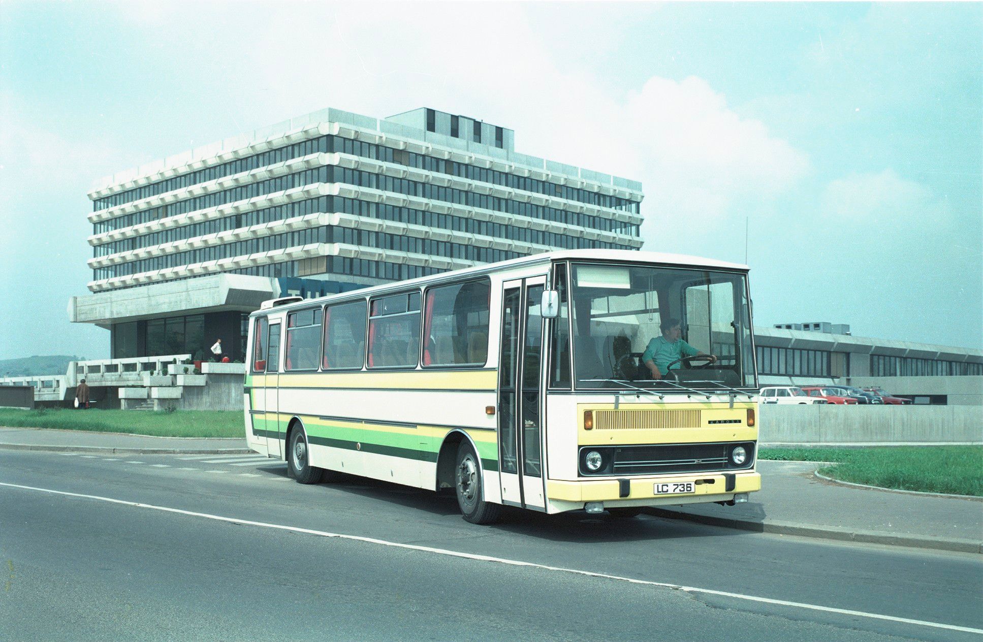 Osmdesátky hranaté jak podle pravítka. Karosa 700 uměla, i když ...