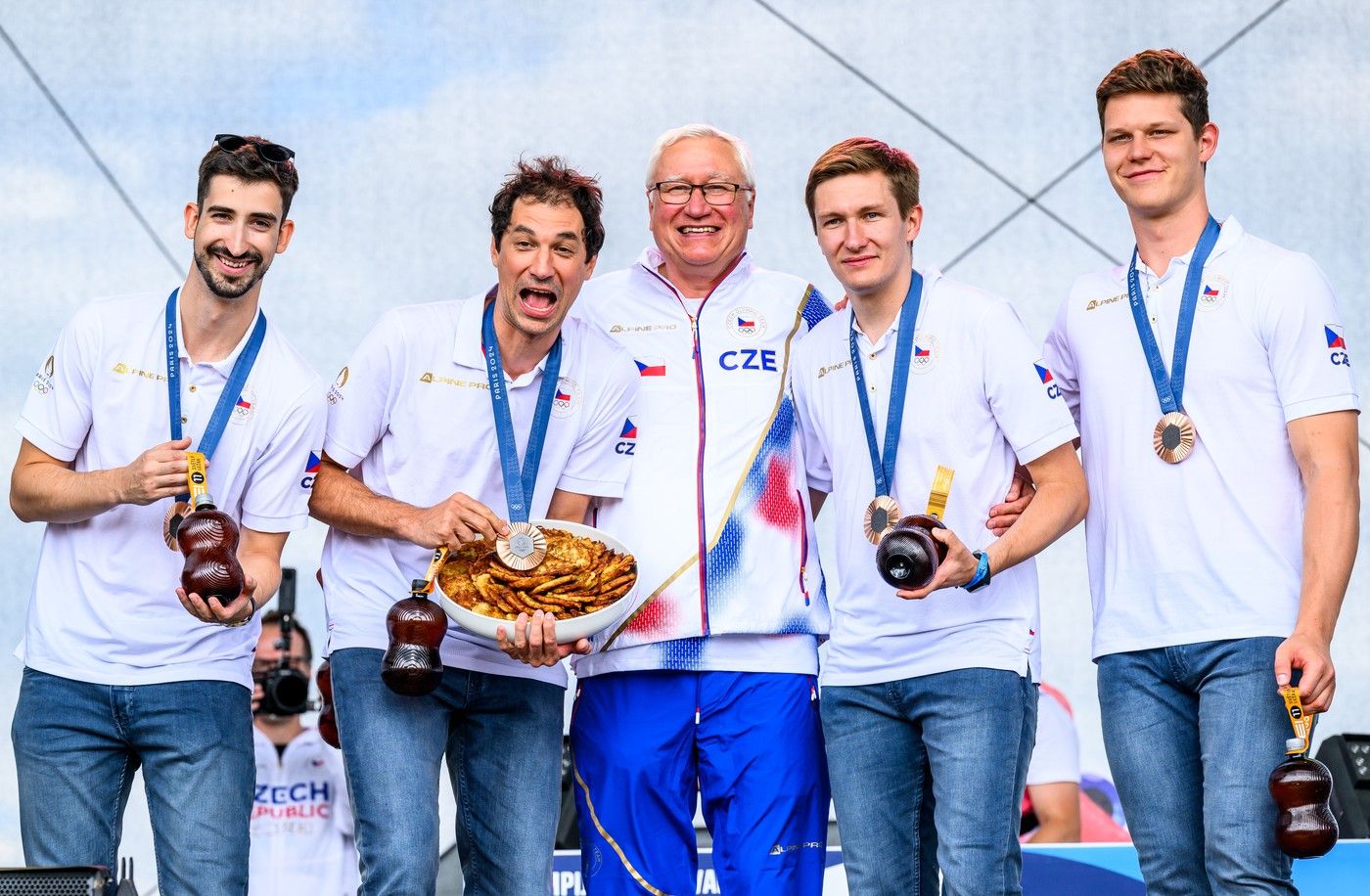 Mostem znělo "ty brďo!" Stovky lidí přivítaly bronzové hrdiny ze šermu ...