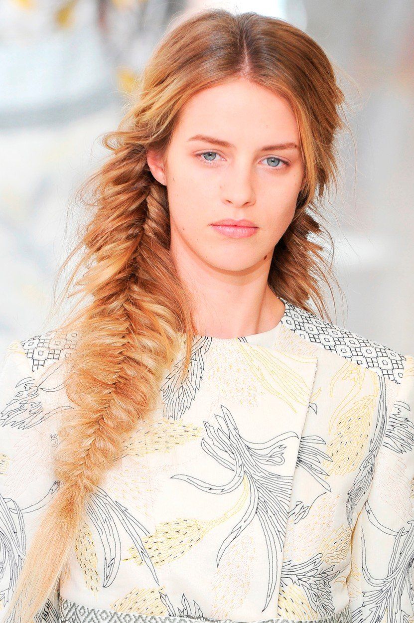 Upleťte si rybí cop: Jednoduchý účes, se kterým zazáříte - Žena.cz ...