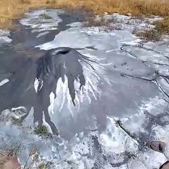 Oko orla. Místní si nejmenší sopku na světě hýčkají lístky koky ...