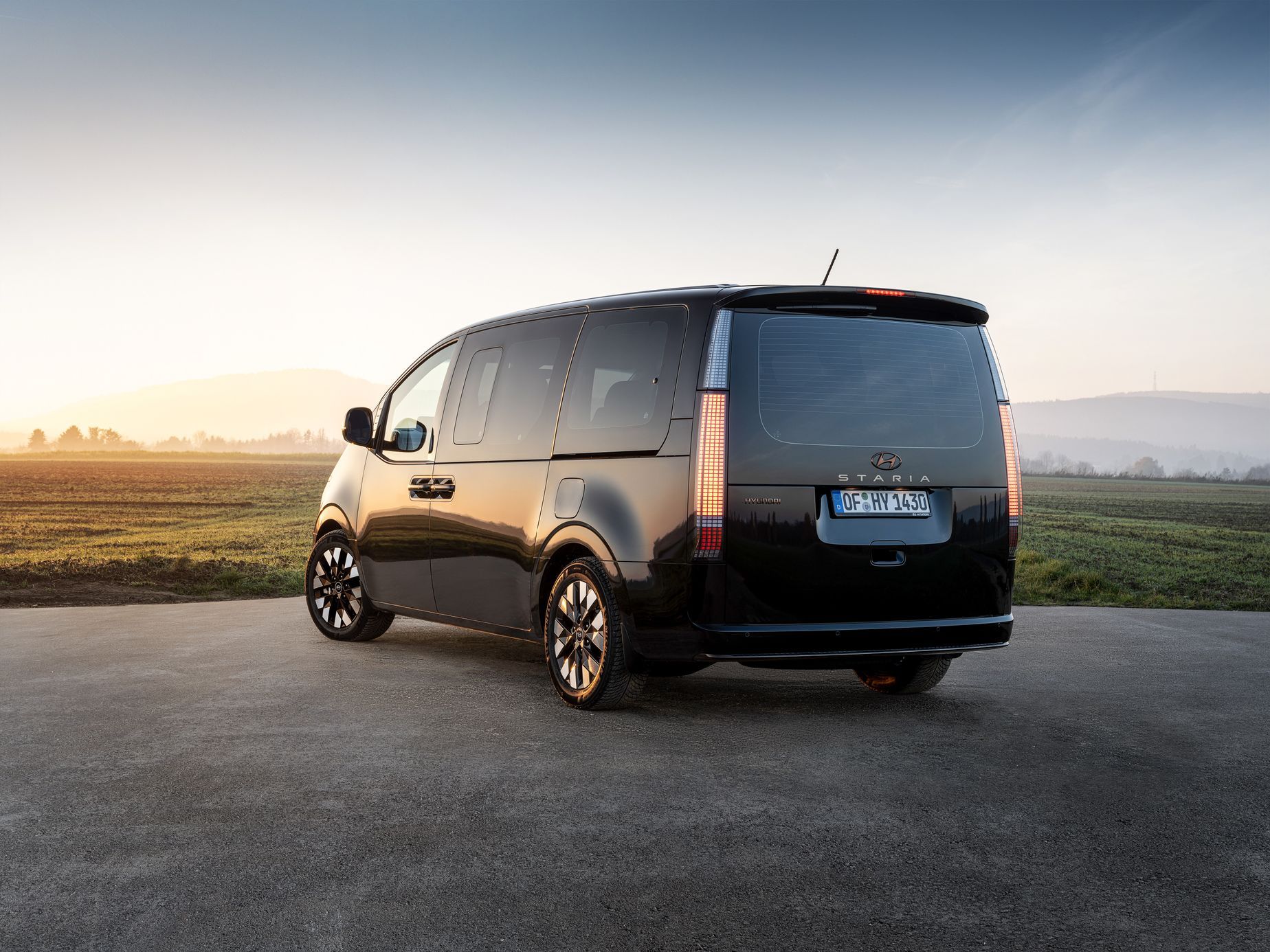 Dostupné auto pro opravdu velké rodiny. Hyundai Staria chce porazit i ...