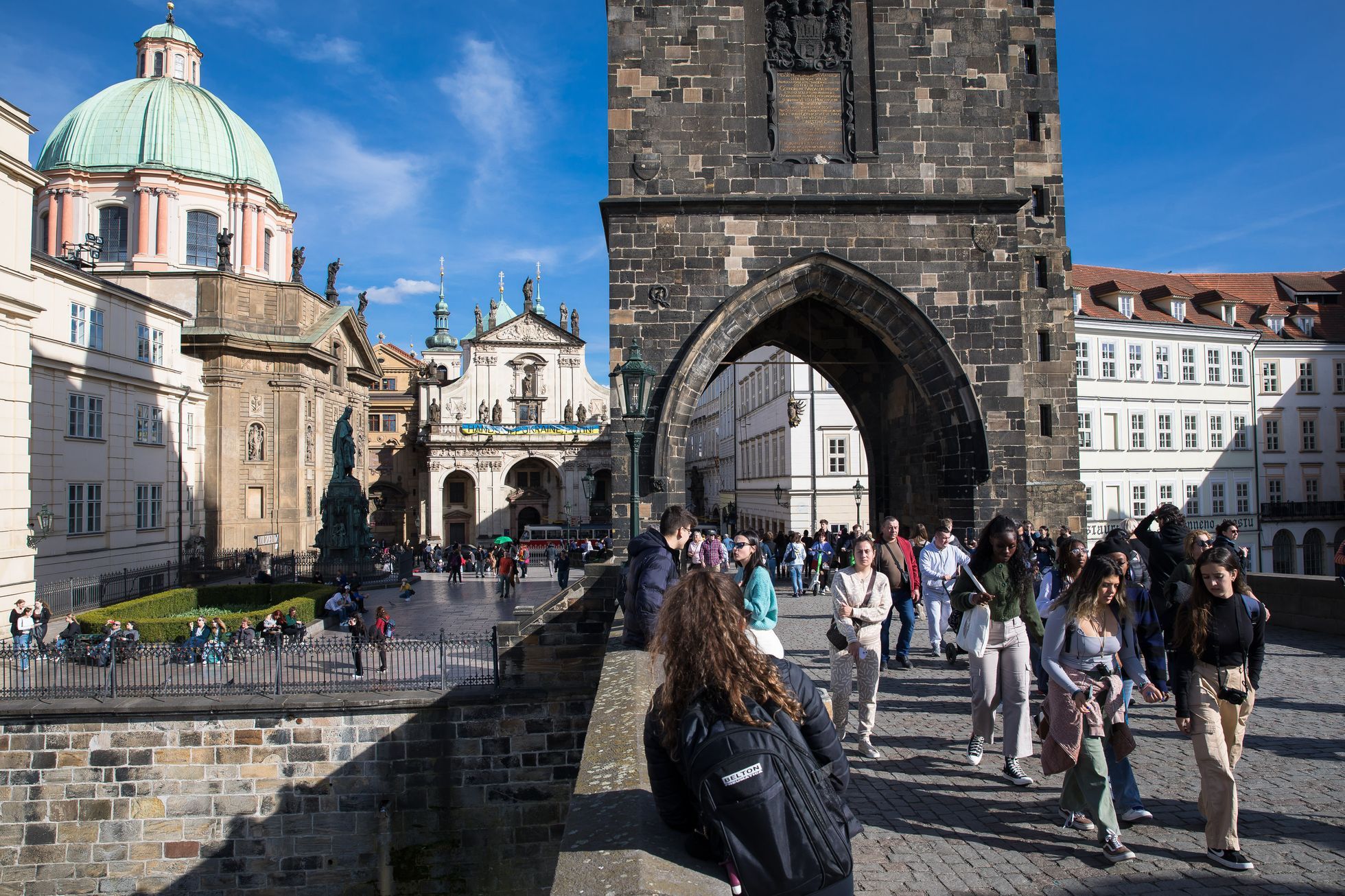 Turistů je dost, ale málo utrácí. Praha chce odlákat opilé Brity, nově ...