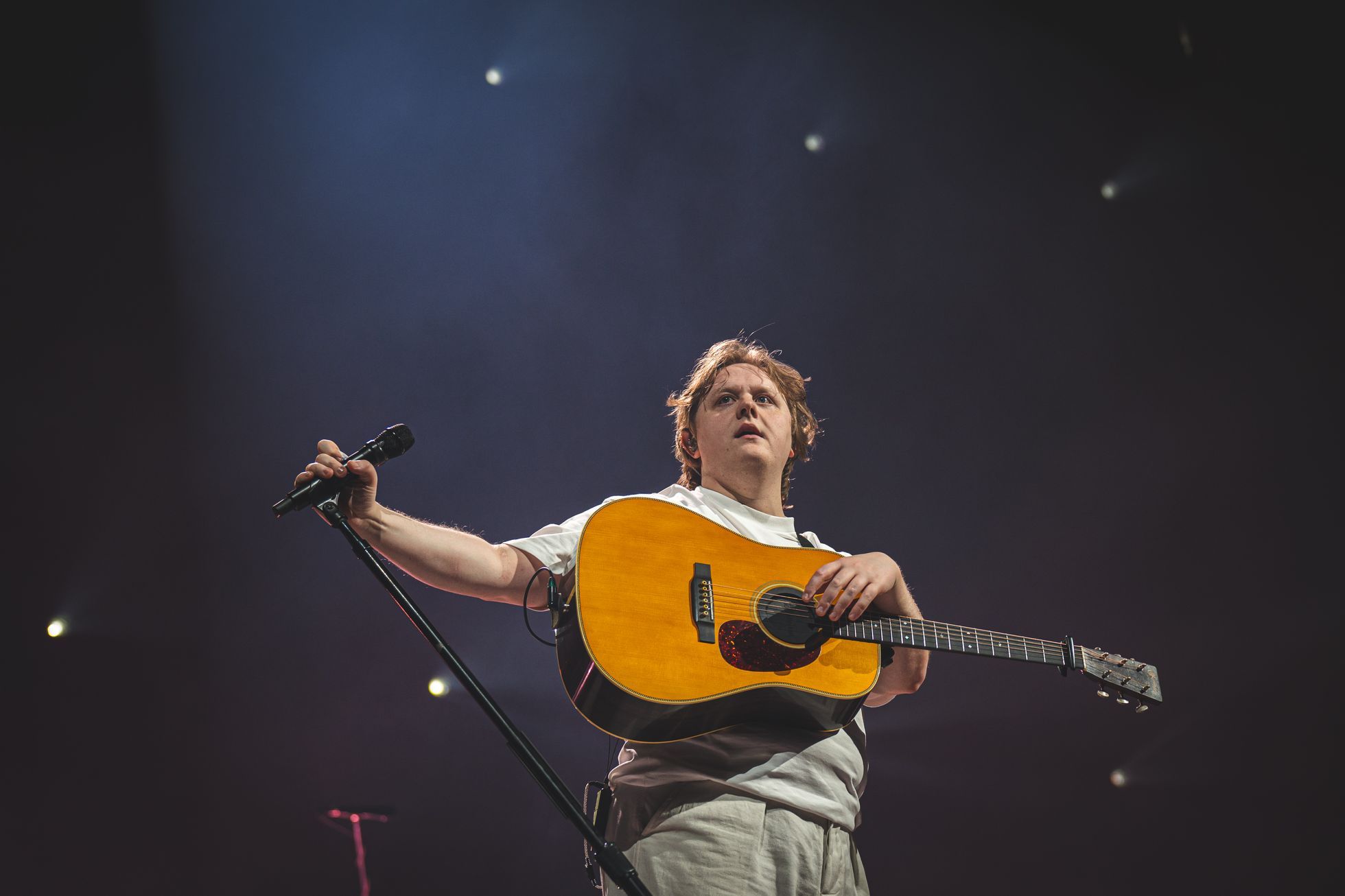 Recenze koncertu Lewise Capaldiho v pražské O2 areně - Aktuálně.cz