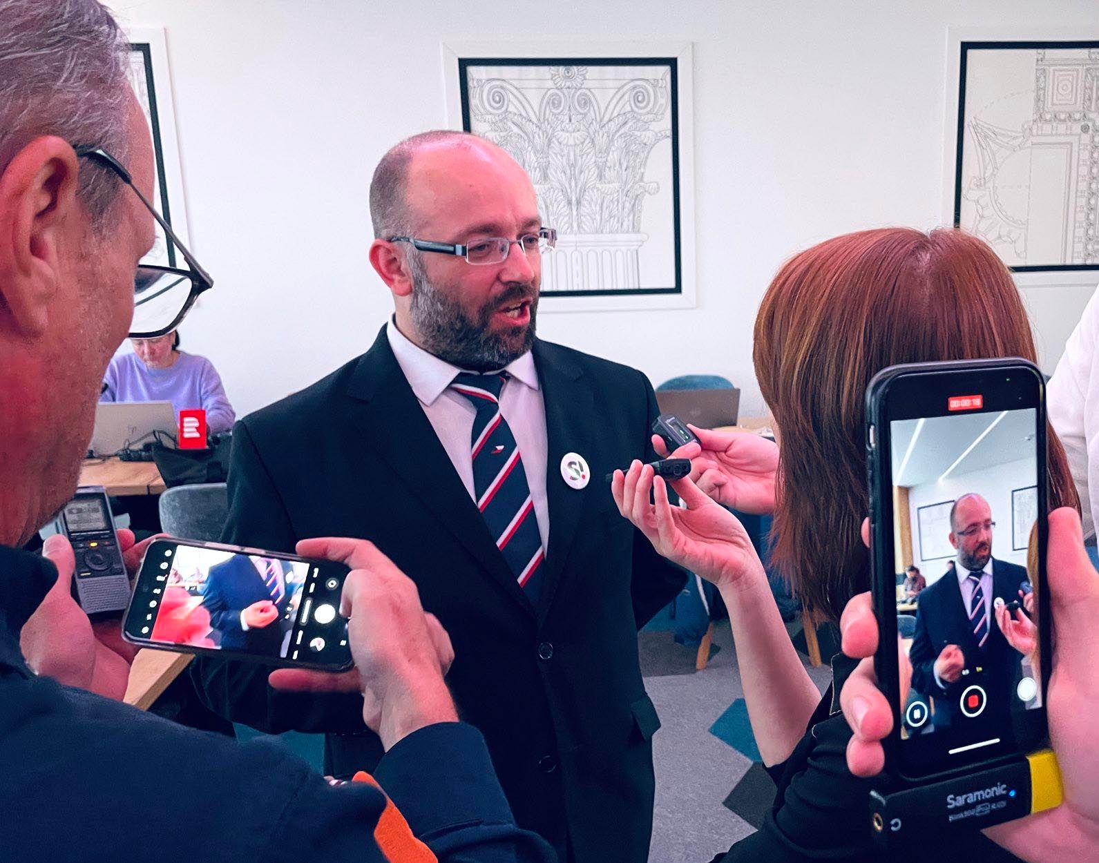 "Tady máte na jízdenku do Moskvy, nevracejte se." Vidlákův účet plní ...