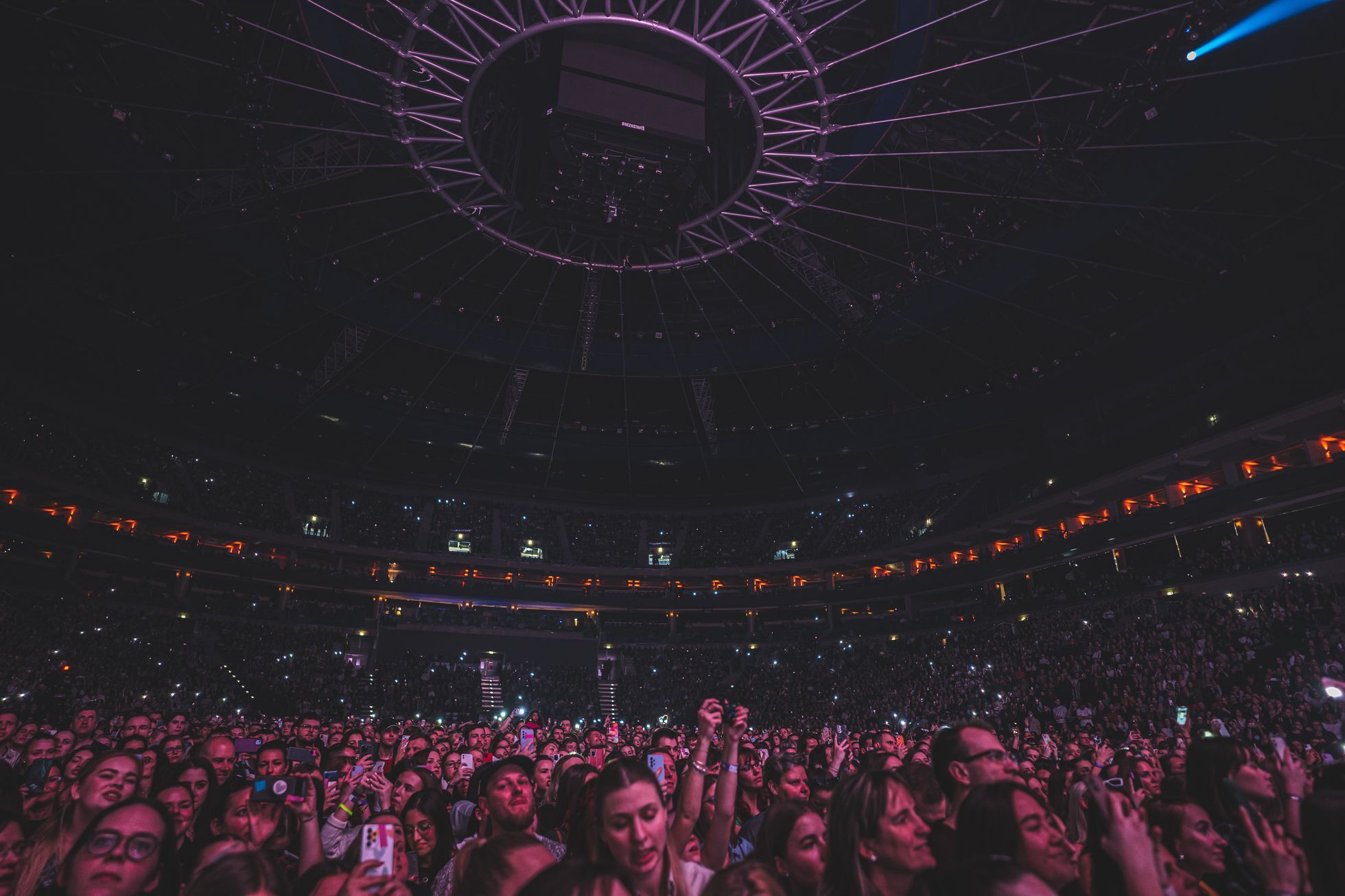 Recenze koncertu Lewise Capaldiho v pražské O2 areně - Aktuálně.cz