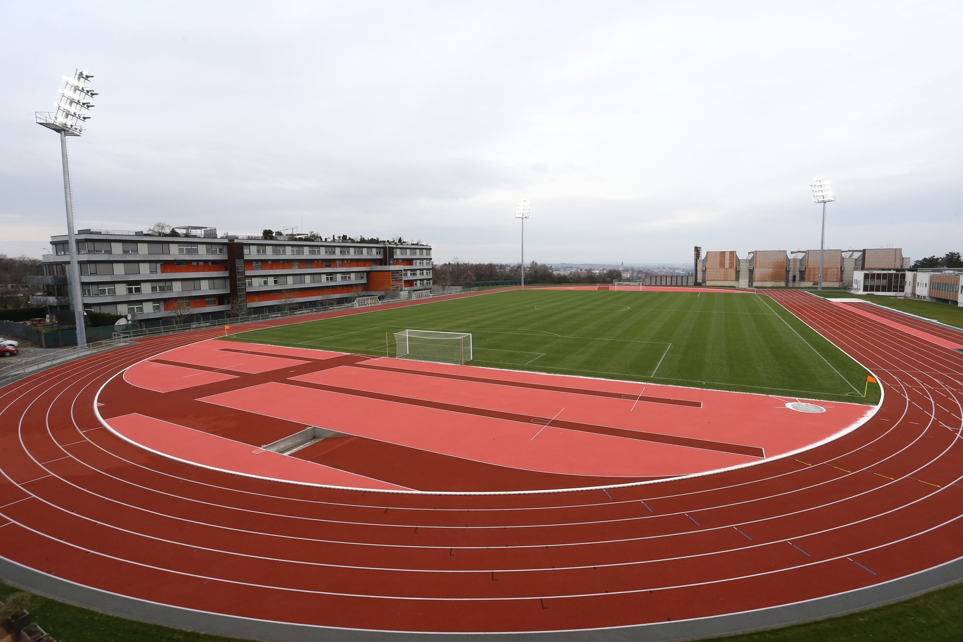 Strahovský Tankista prokouknul. Stadion Přátelství dostal nový háv za ...