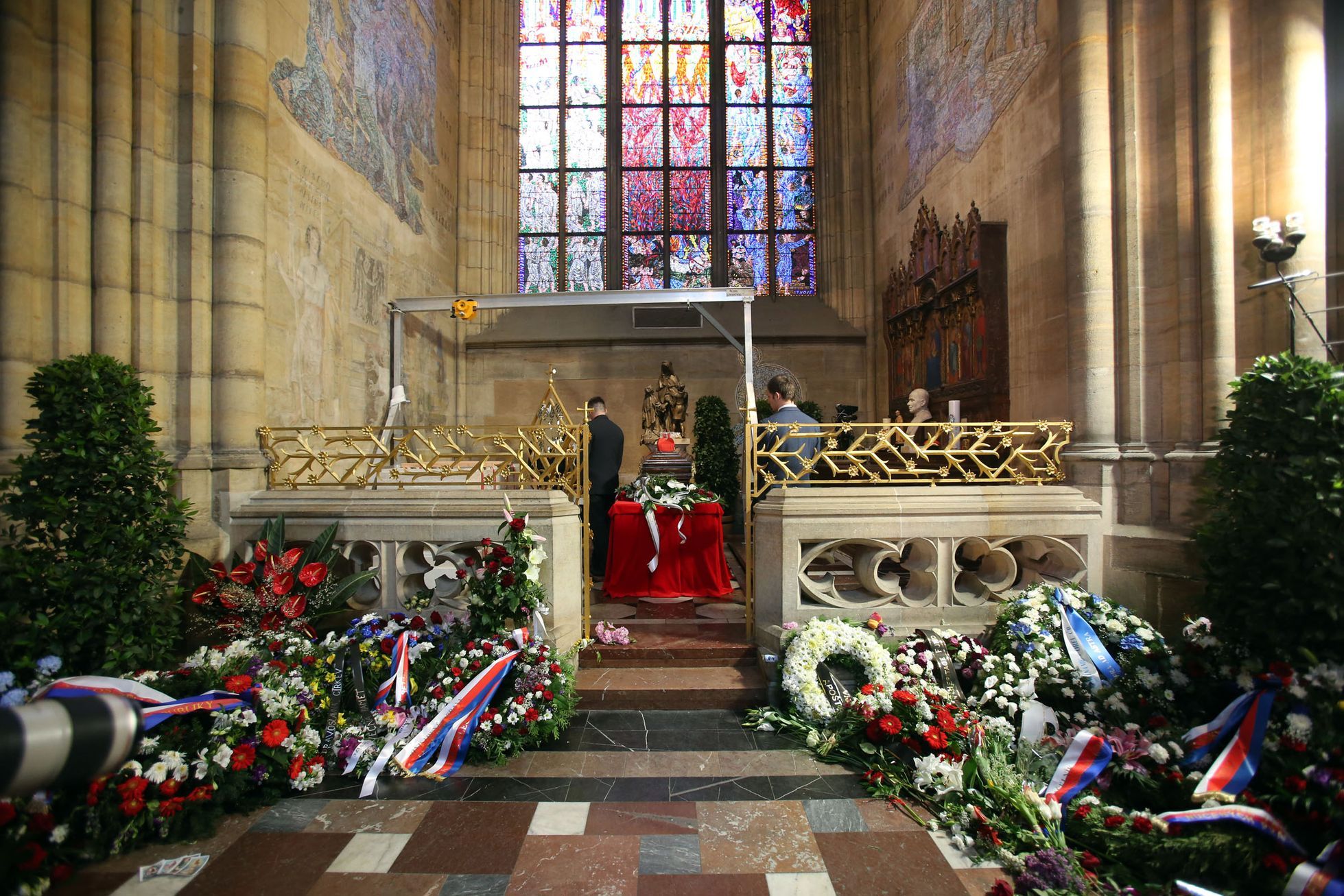 Foto: Splněné přání po padesáti letech. Kardinál Josef Beran je pohřben ...