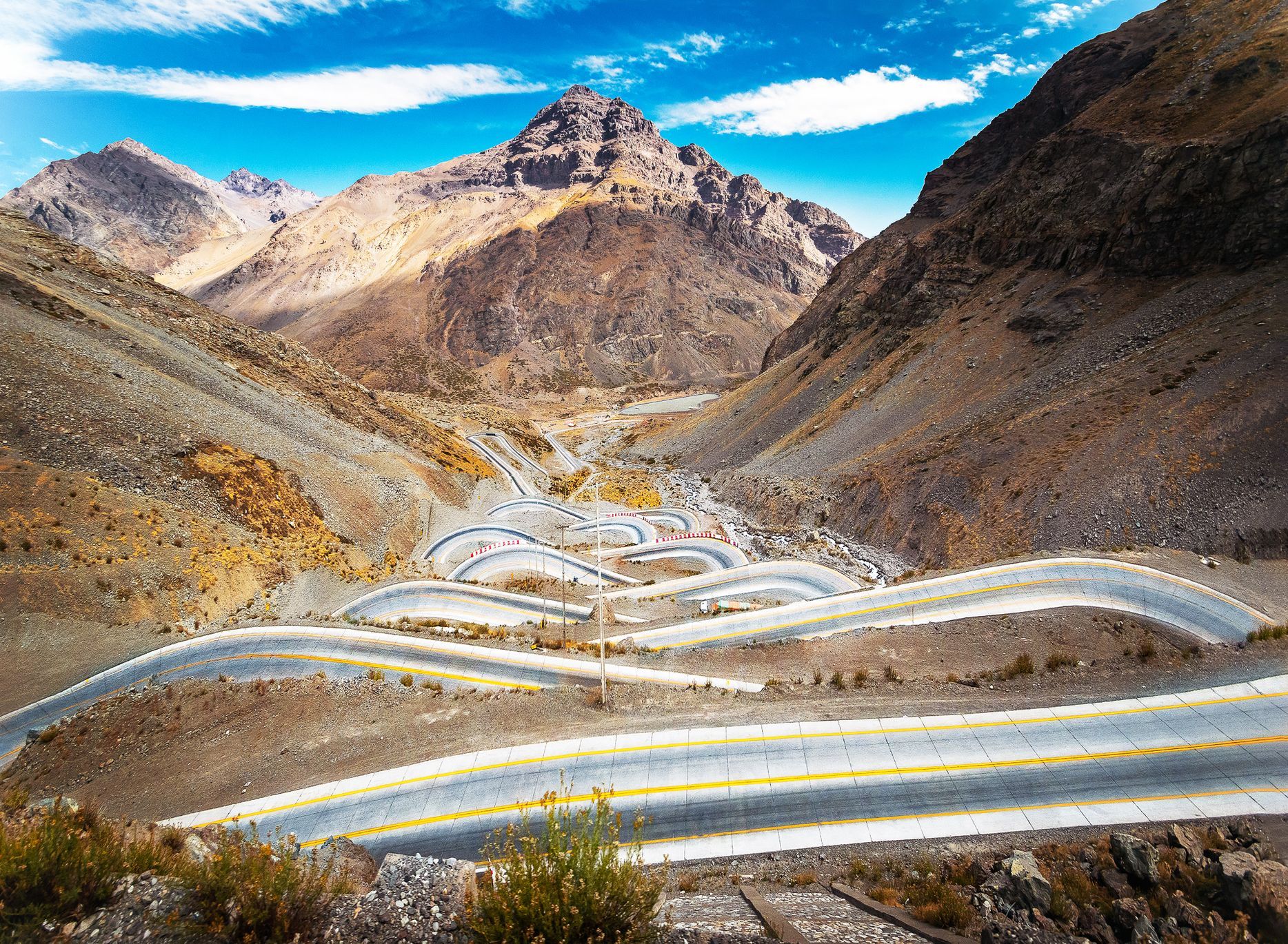Nejnebezpečnější a nejkrásnější silnice světa. Ze zatáček i krajiny jde ...