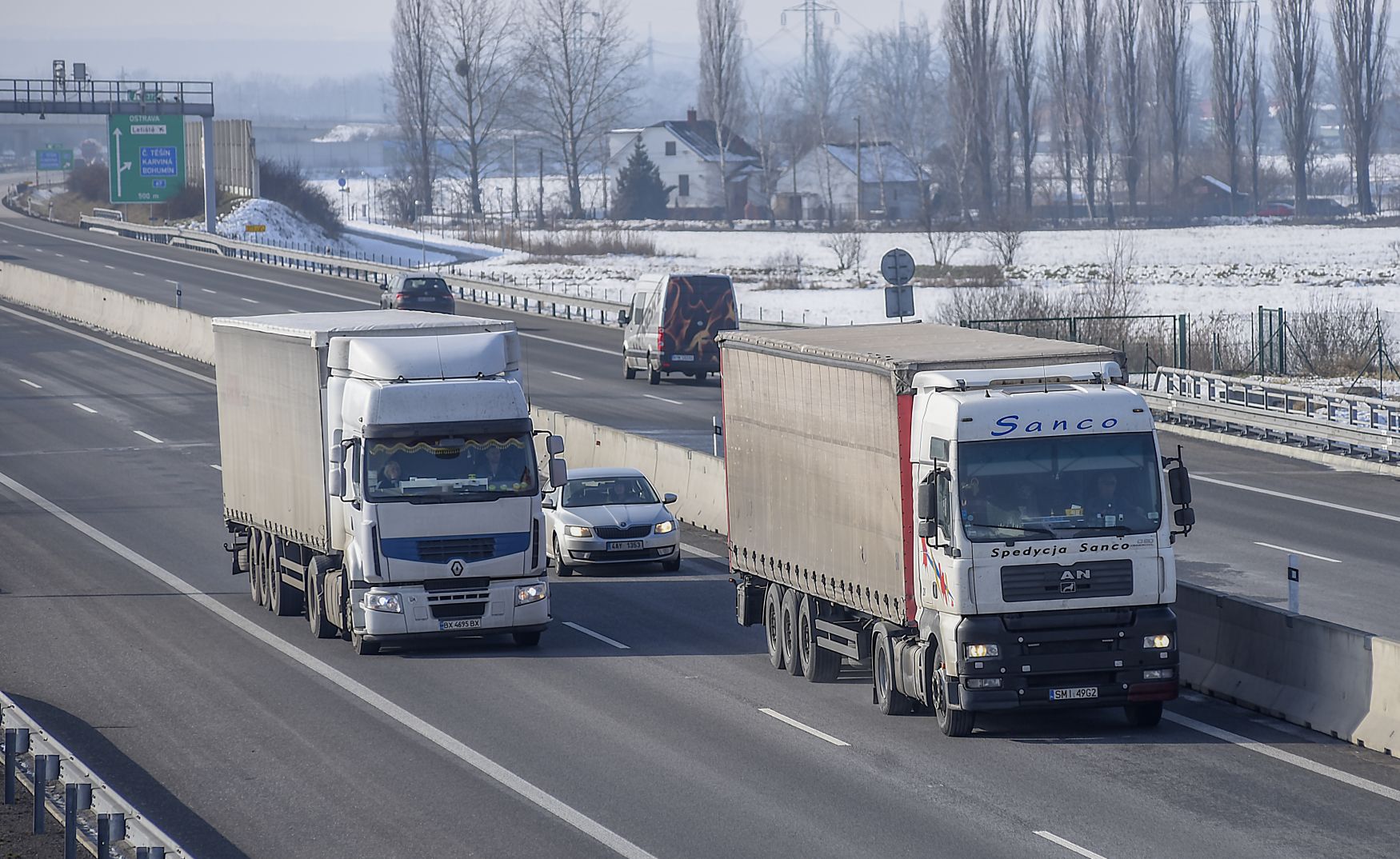 Zákaz předjíždění pro kamiony se výrazně rozšíří, trvale bude na 145 ...
